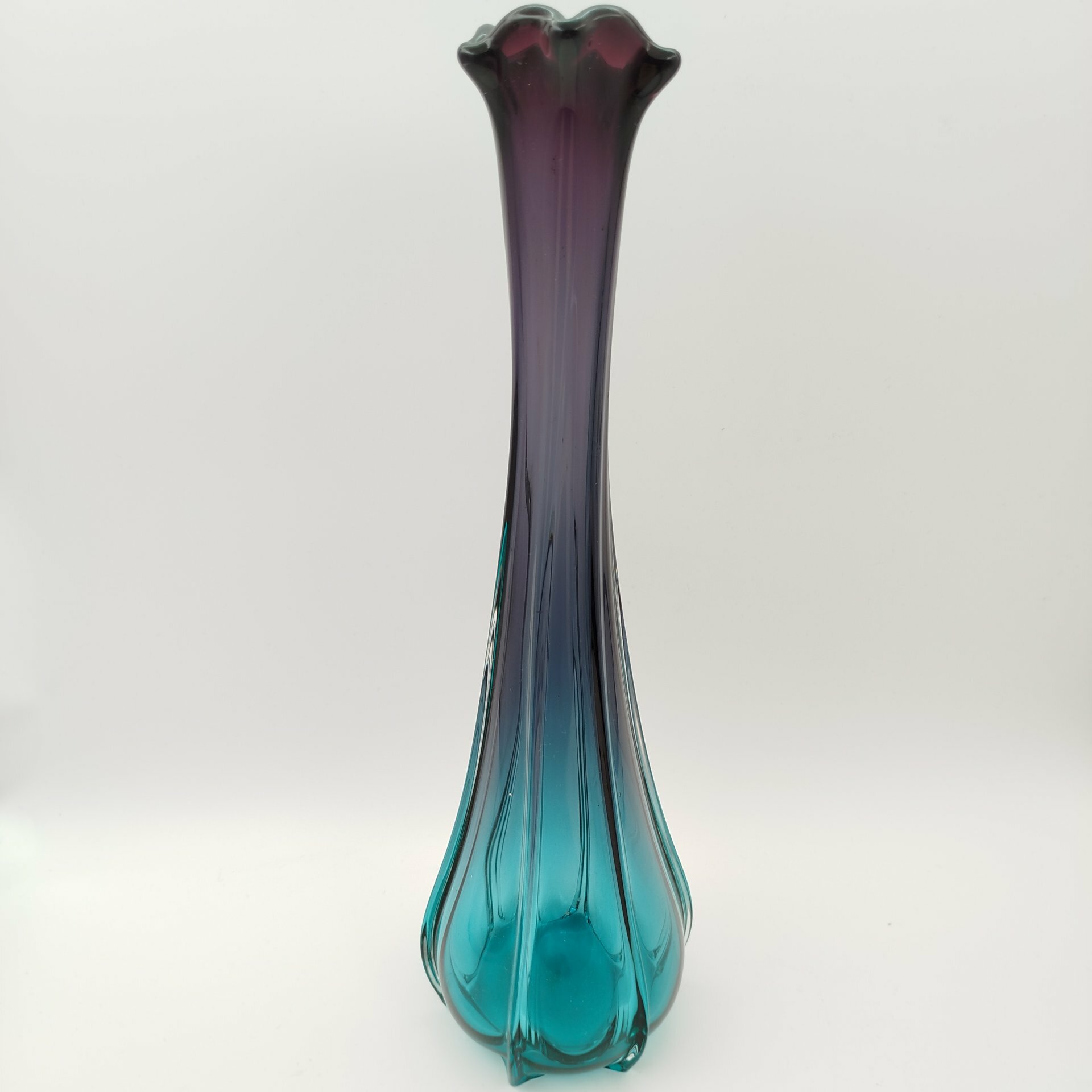 Ваза с ребристым туловом и переходом от цвета морской волны к фиолетовому