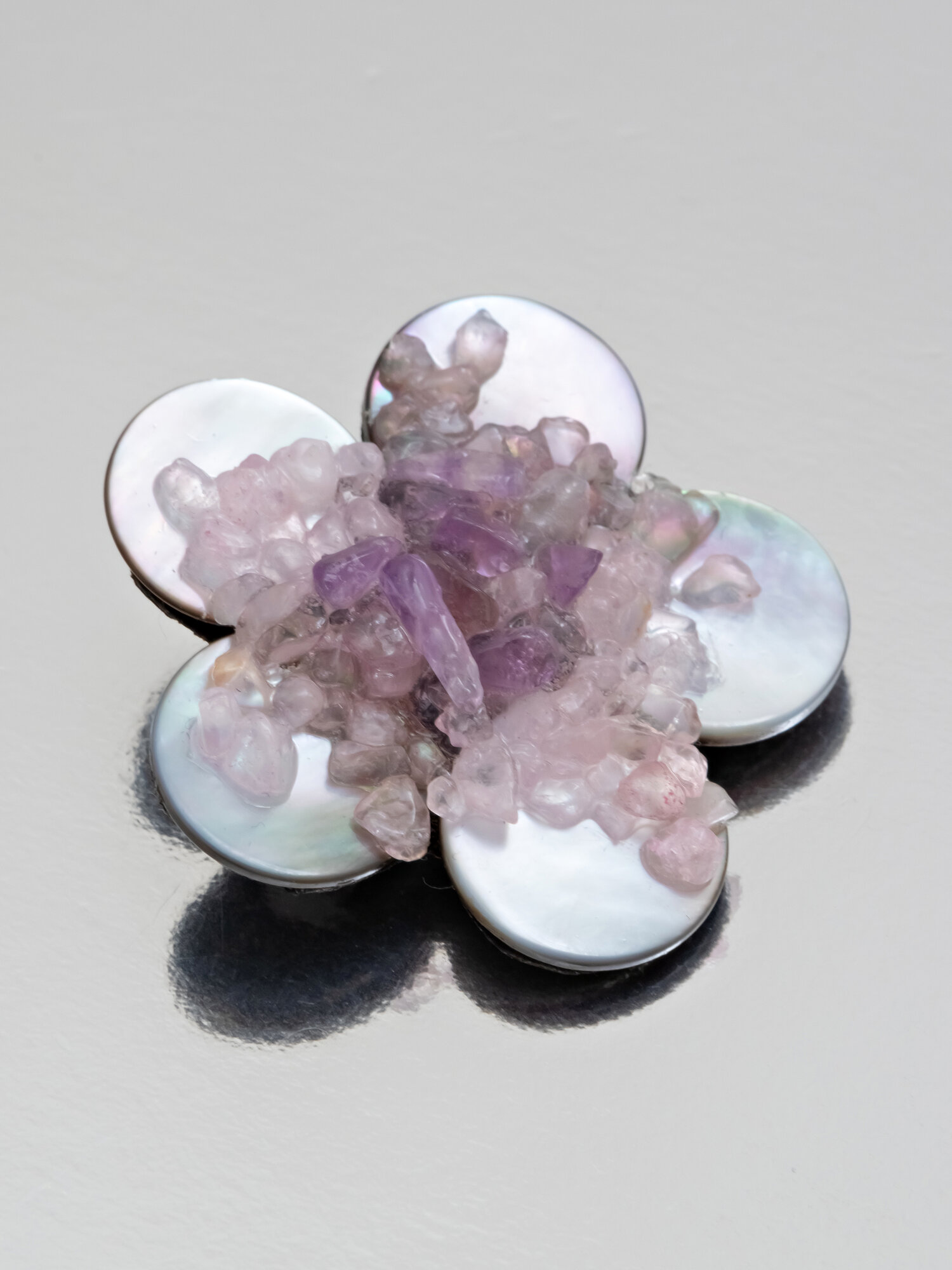 Брошь ЖемАрт, аметист, перламутр, кварц