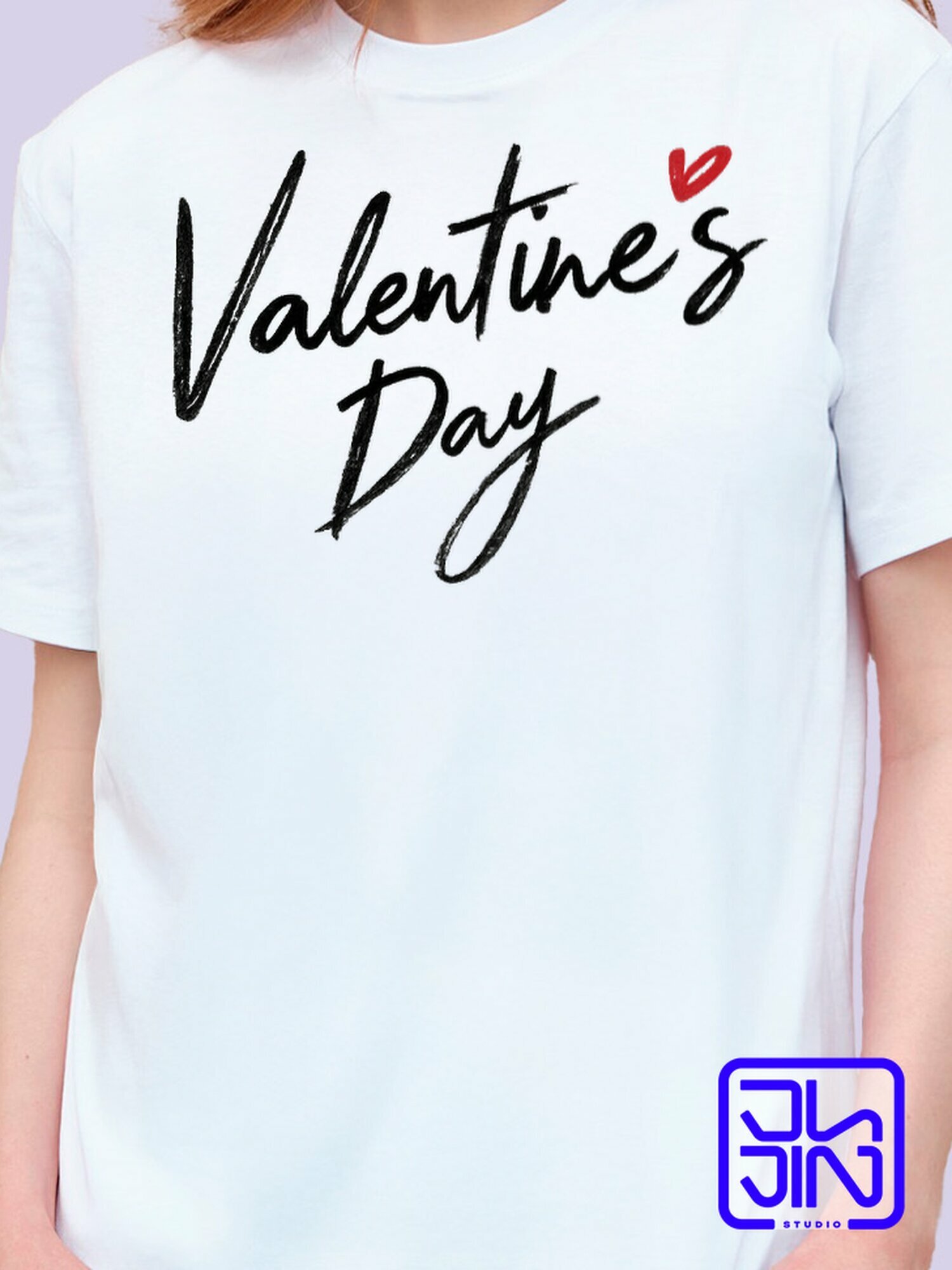 Футболка классическая женская с авторским принтом Минималистичная черно-белая надпись с красным сердцем для дня святого Валентина, белый хлопковый трикотаж с прикольным рисунком на груди