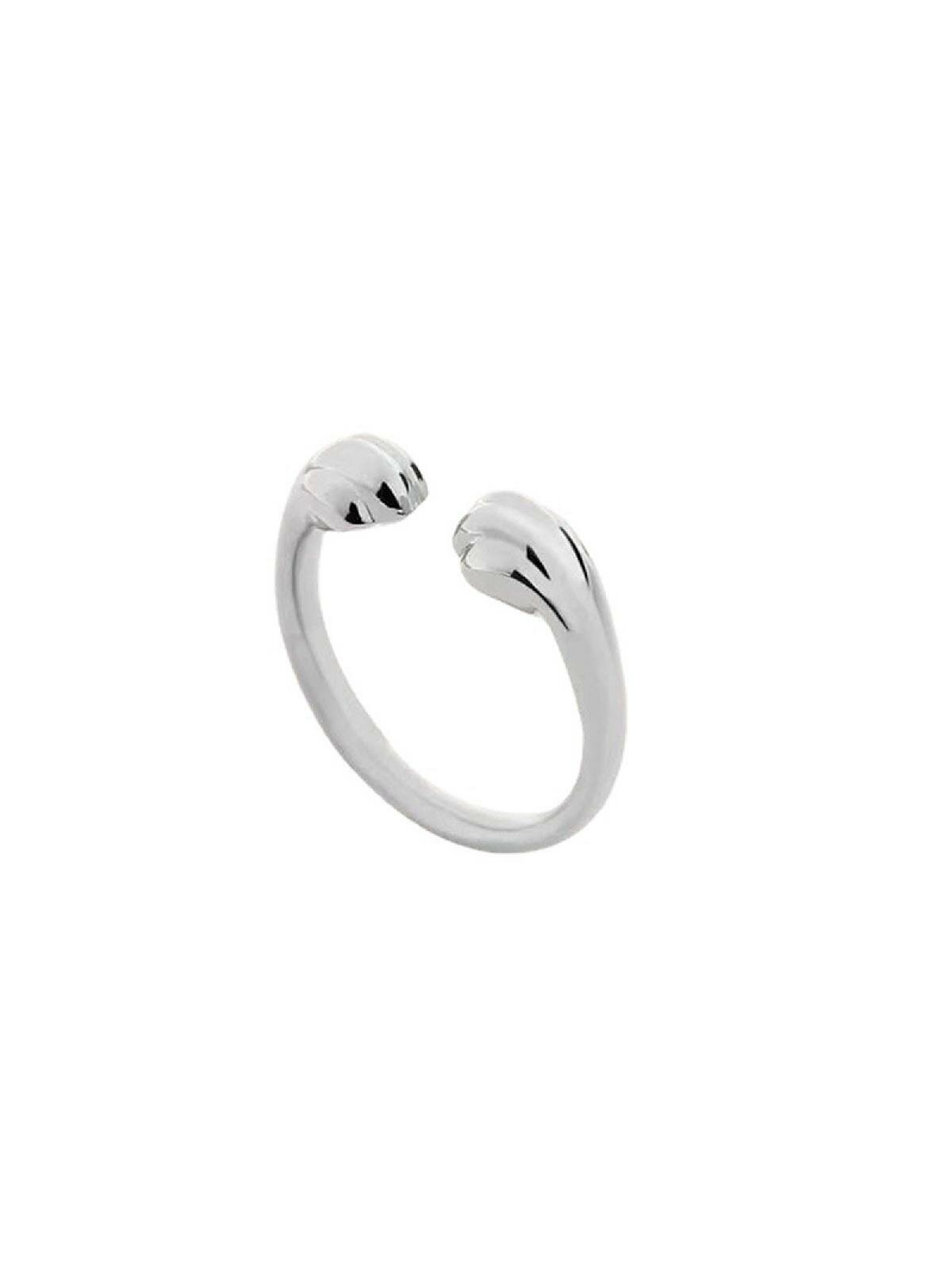 Кольцо из кошачьего когтя со следами от попадания на молоко