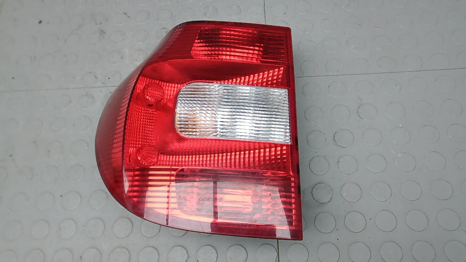 Фонарь задний левый SKODA YETI 1