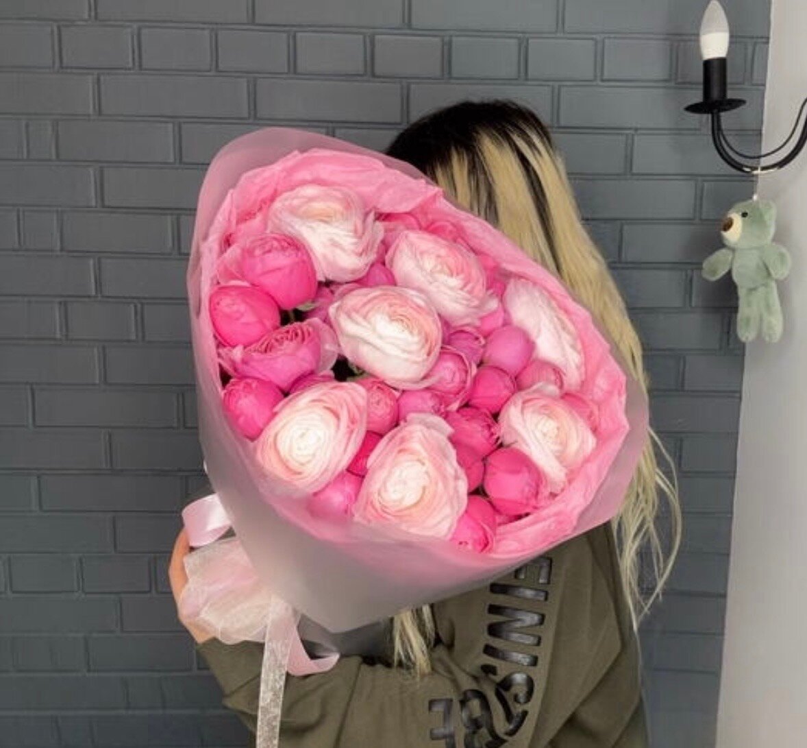 Букет (ранункулюсы, кустовые пионовидные розы Сильва Пинк)