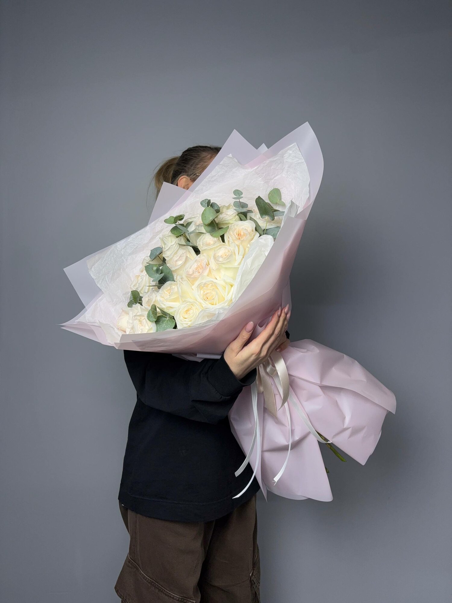 FRESH FLORA Белый Эфир: букет из 25 эквадорских роз с эвкалиптом – купить свежие цветы с доставкой в Москве