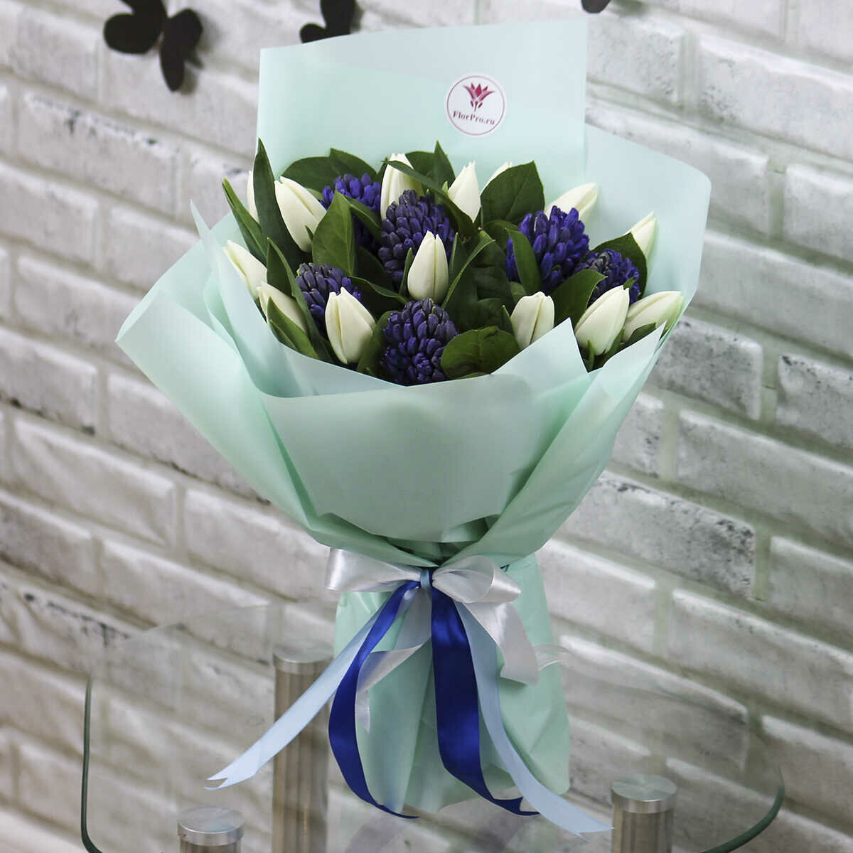 Букет живых цветов Flor-Pro Flowers из синих гиацинтов и белых тюльпанов "Соната любви Mini"