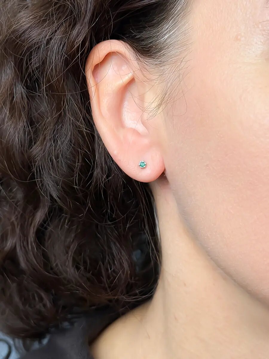 Серьги пусеты, серебро, 925 проба, родирование, изумруд