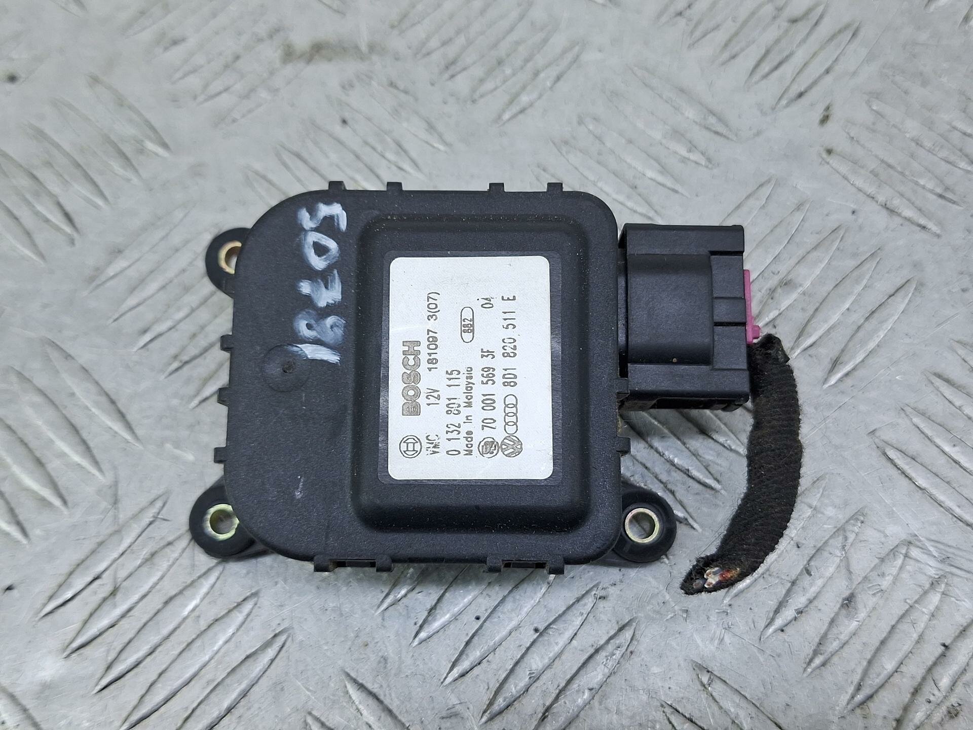 Моторчик заслонки печки Volkswagen Passat B5 1998 8D1820511E