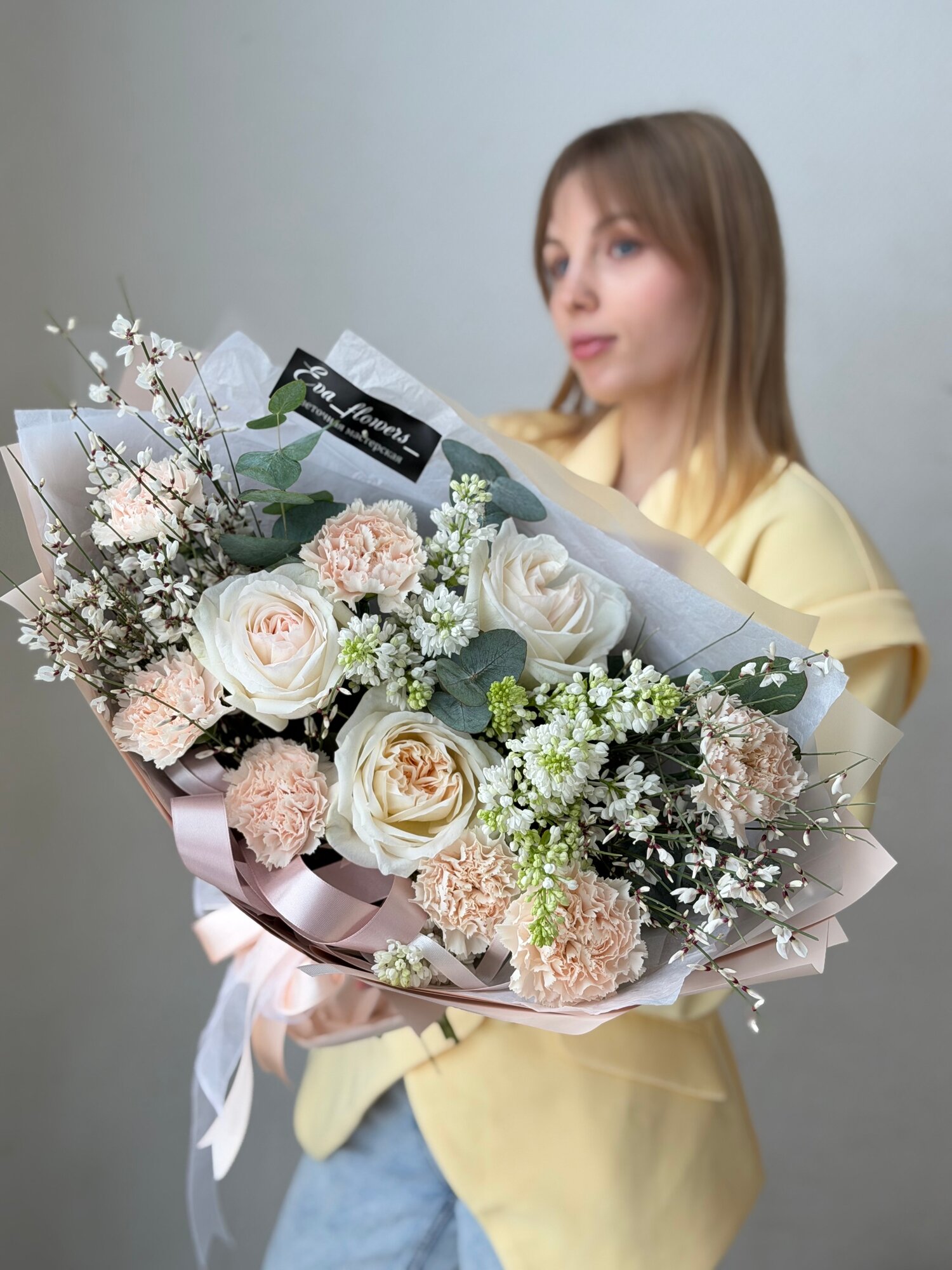 Букет "Сирень, розы, гвоздики, эвкалипт и Гениста", стильный, с упаковкой