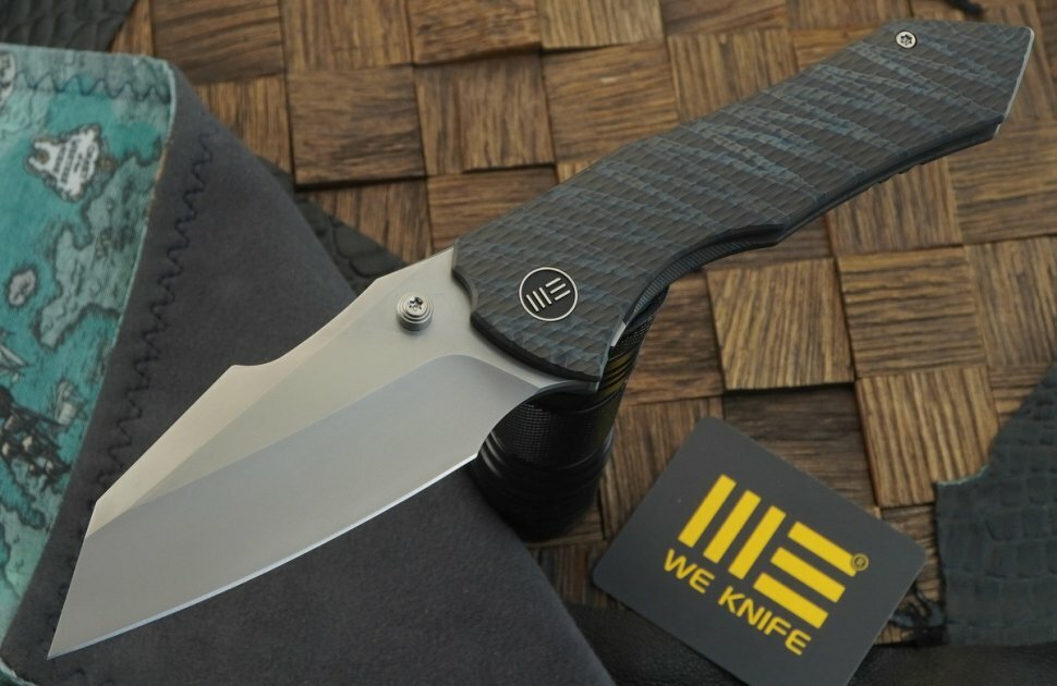 Складной нож We Knife High-Fin XL, сталь CPM 20CV, BB, рукоять титан/tiger stripe