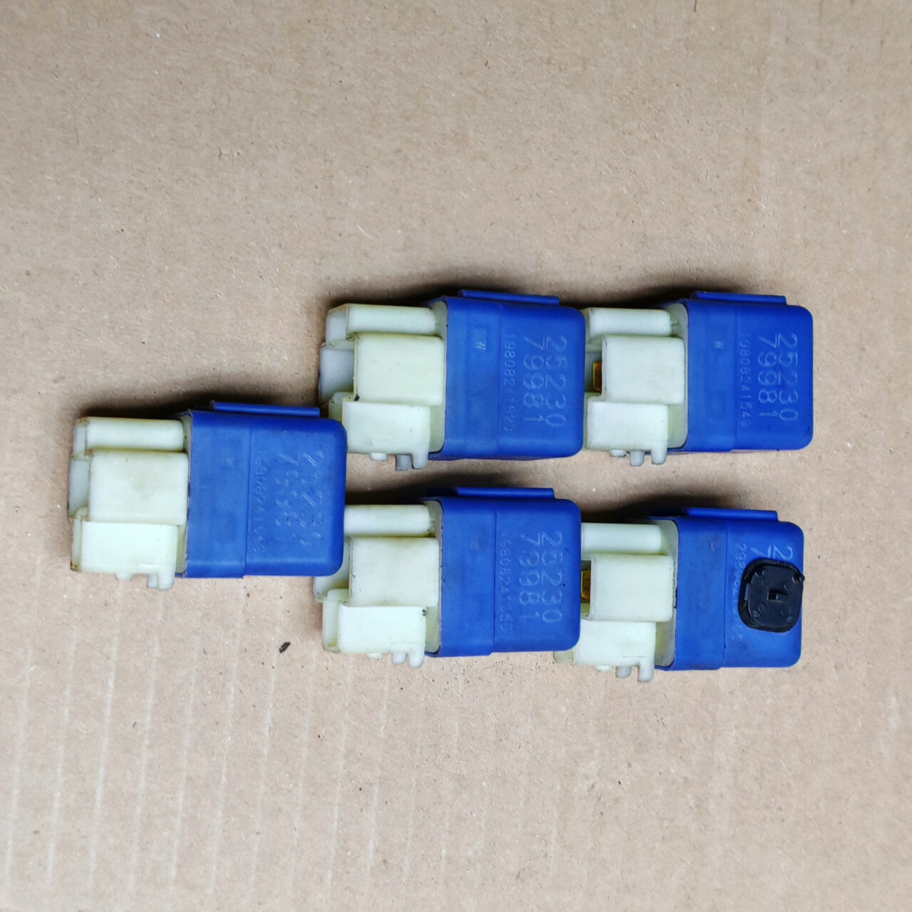 Реле 4 pin Almera N15 (2523079981)