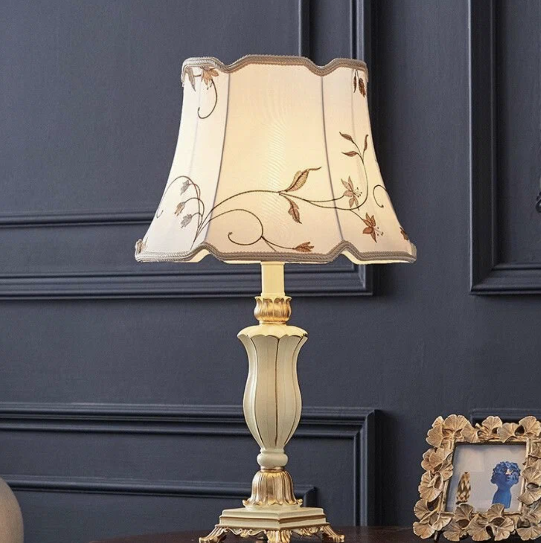 Настольная лампа в стиле ретро, материал - смола, высота 54 см