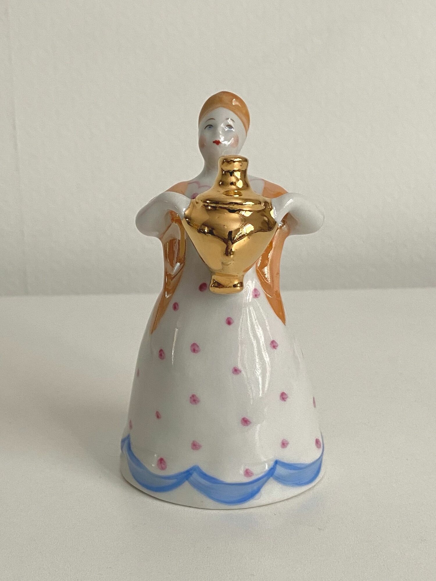 Статуэтка "Барышня с самоваром" СССР. Дулево. 1985 год. Лзфи. Фарфор. Позолота.
