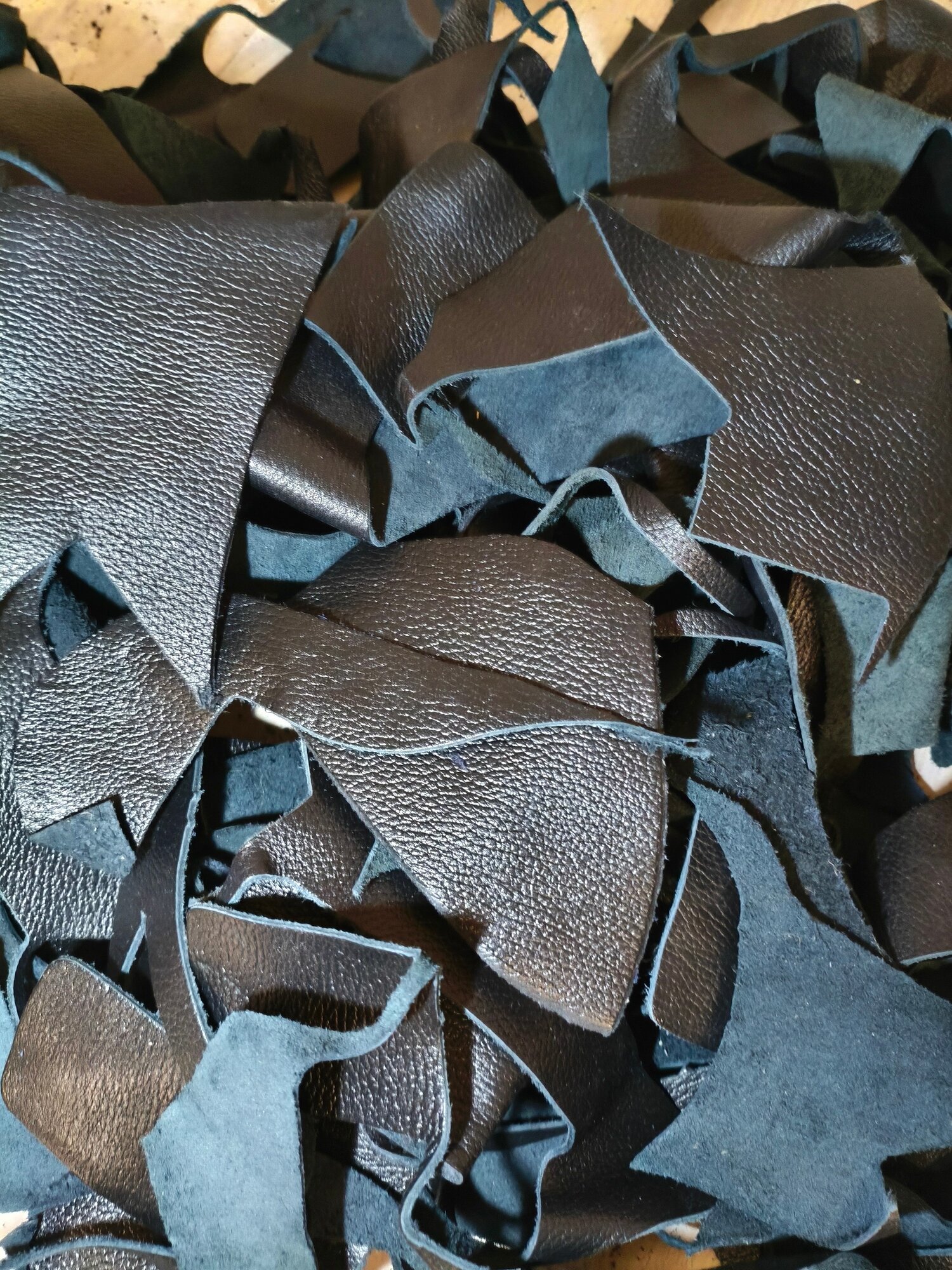 Кожа для рукоделия натуральная, грубая, черная 1 кг, кусочки маленького размера