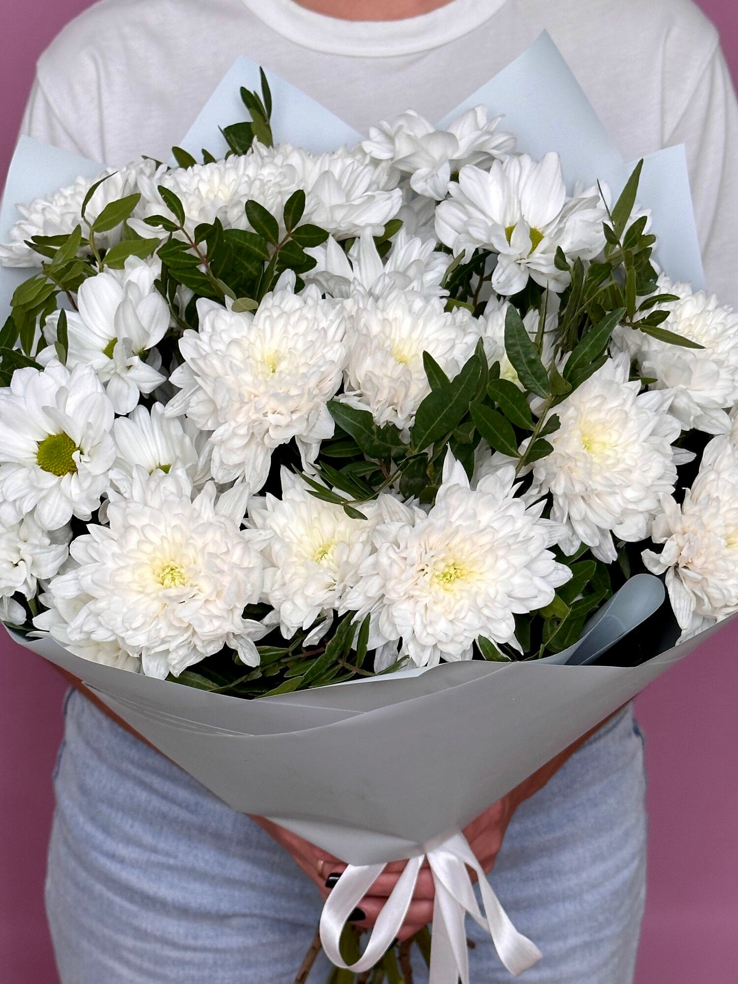 Букет "Снежное утро", белые хризантемы, 7 крупных соцветий, белый цвет