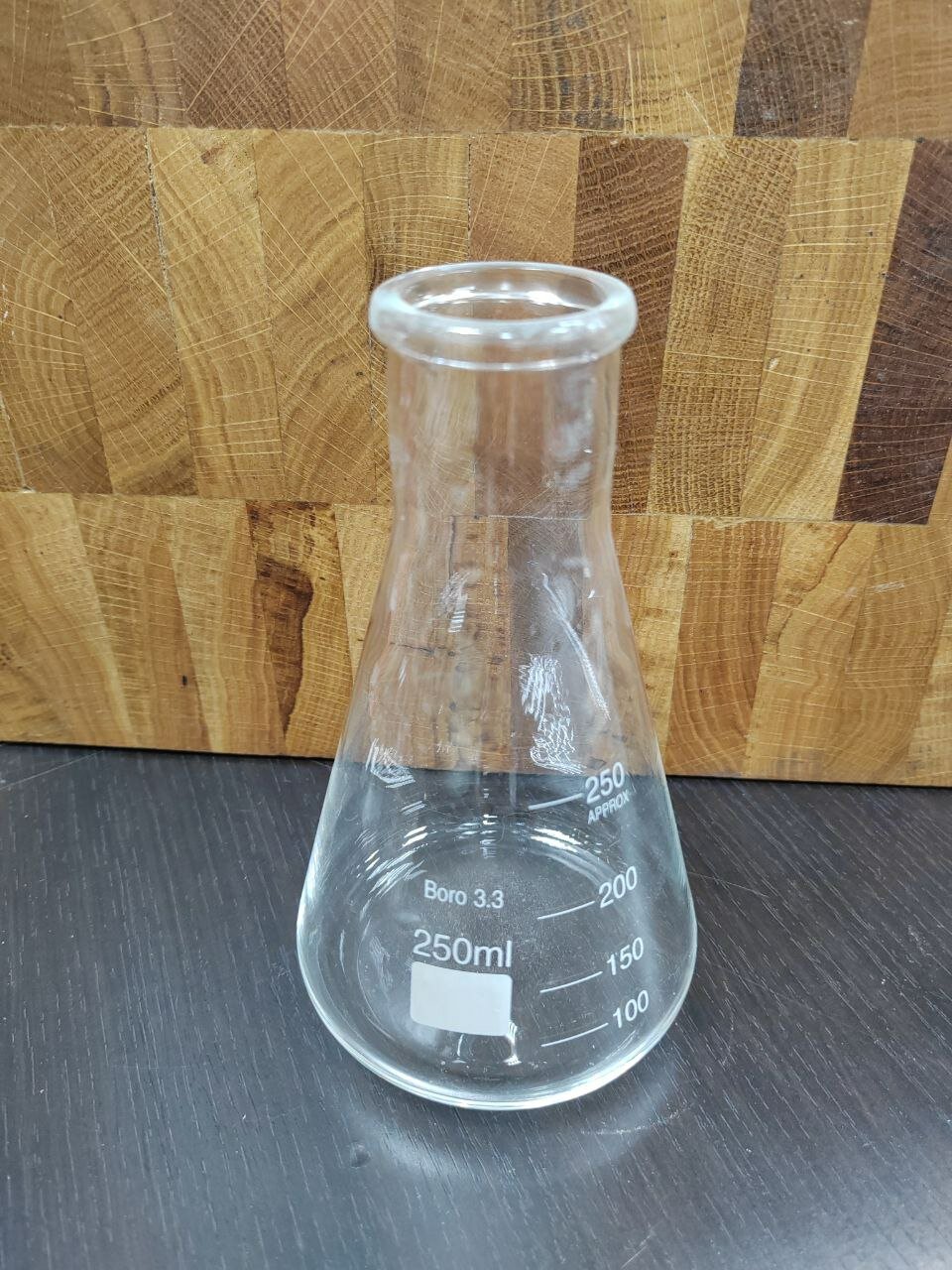 Мерная колба, коническая, стеклянная, объем 250 мл, 1 штука.