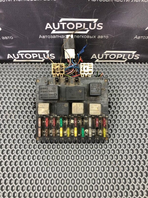 Блок предохранителей подкапотный