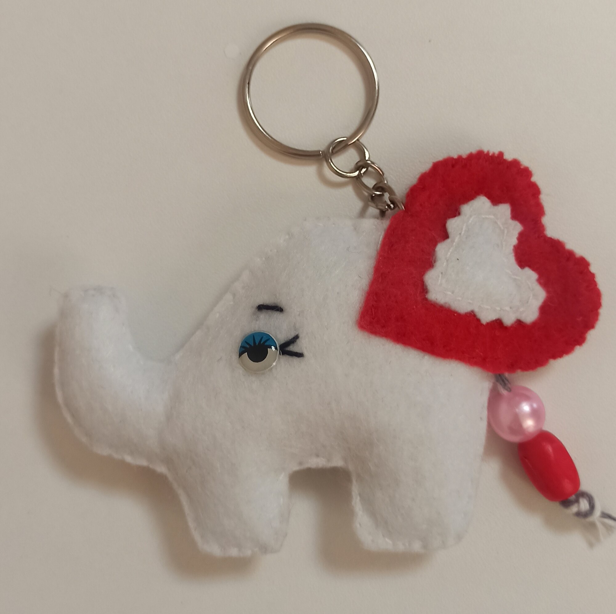 Брелок Слоник с сердцем, белый. Валентинка из фетра. День всех Влюбленных. 14 февраля. День Святого Валентина