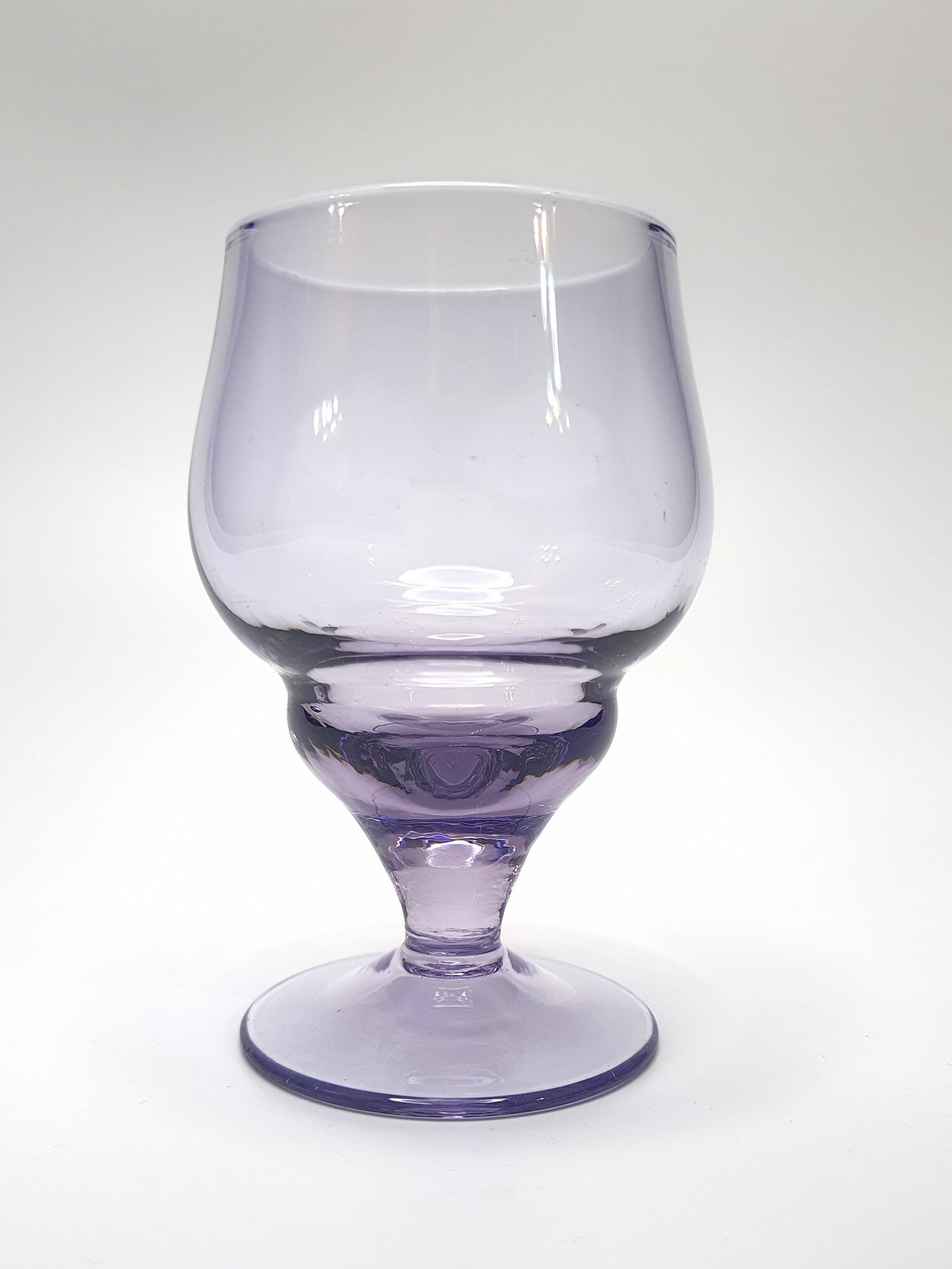 Винтажный бокал на фигурной ножке, неодимовое стекло, СССР, 80е