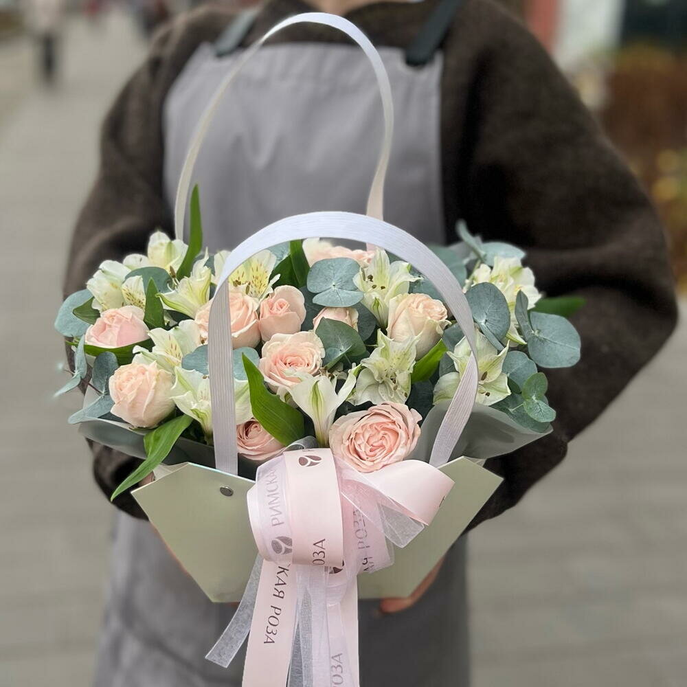 Кустовые пионовидные розы с альстромерией и эвкалиптом в нежной сумочке - римская роза
