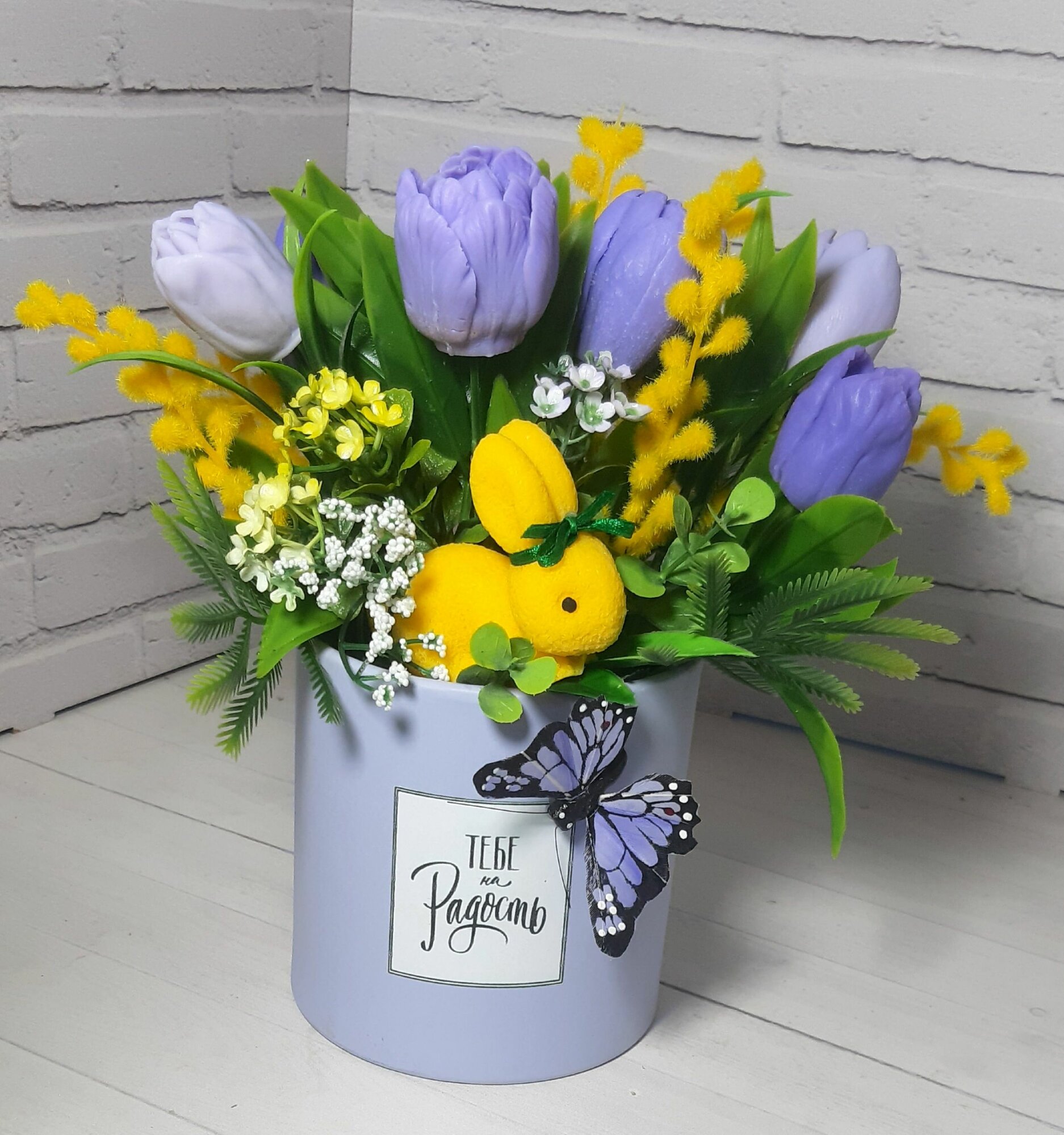 Букет из мыла "Тюльпаны 9шт. и зайчик" ручной работы