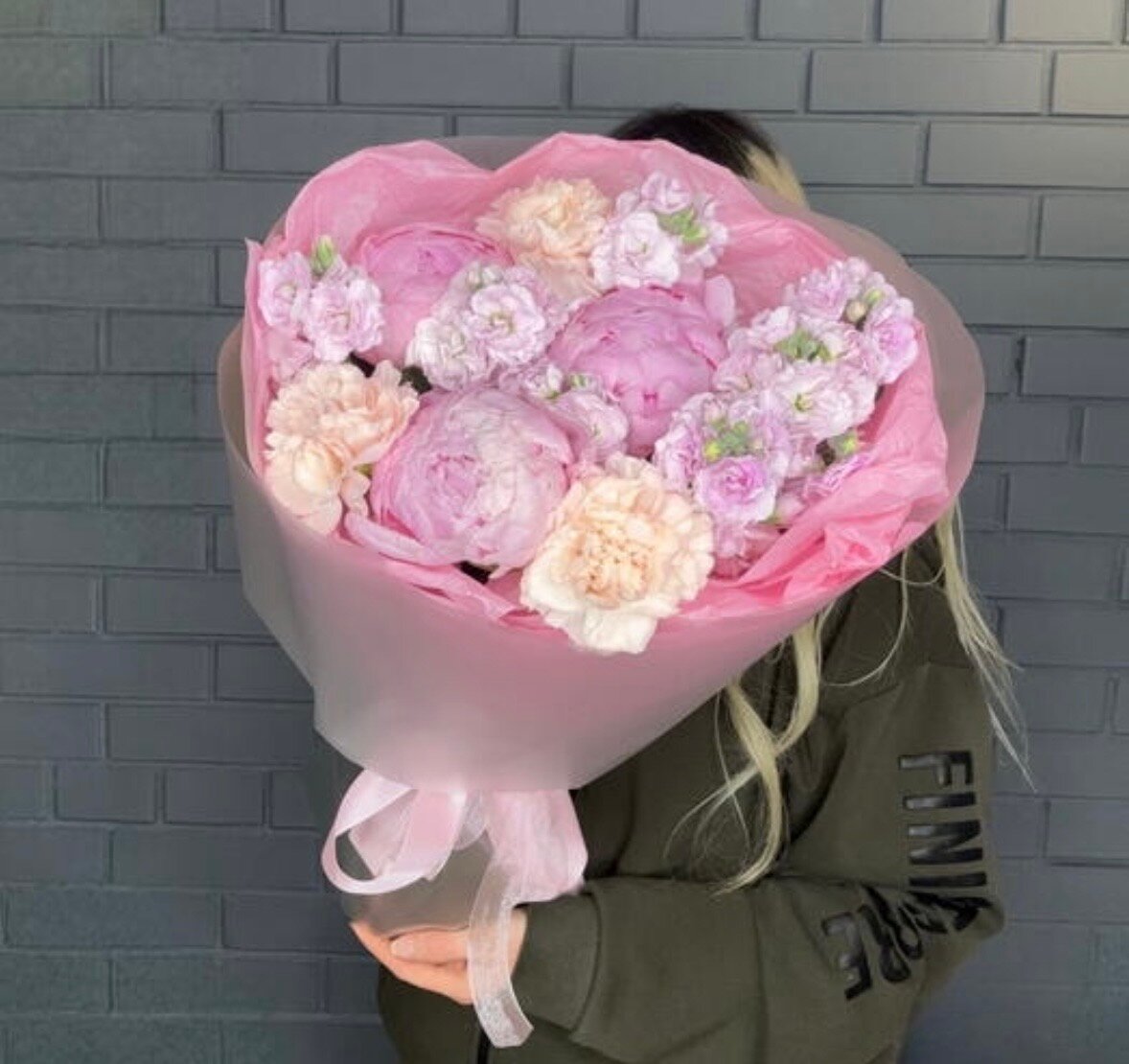 Миниатюрный букет (розовые пионы Сара Бернар, диантусы и ароматная маттиола)