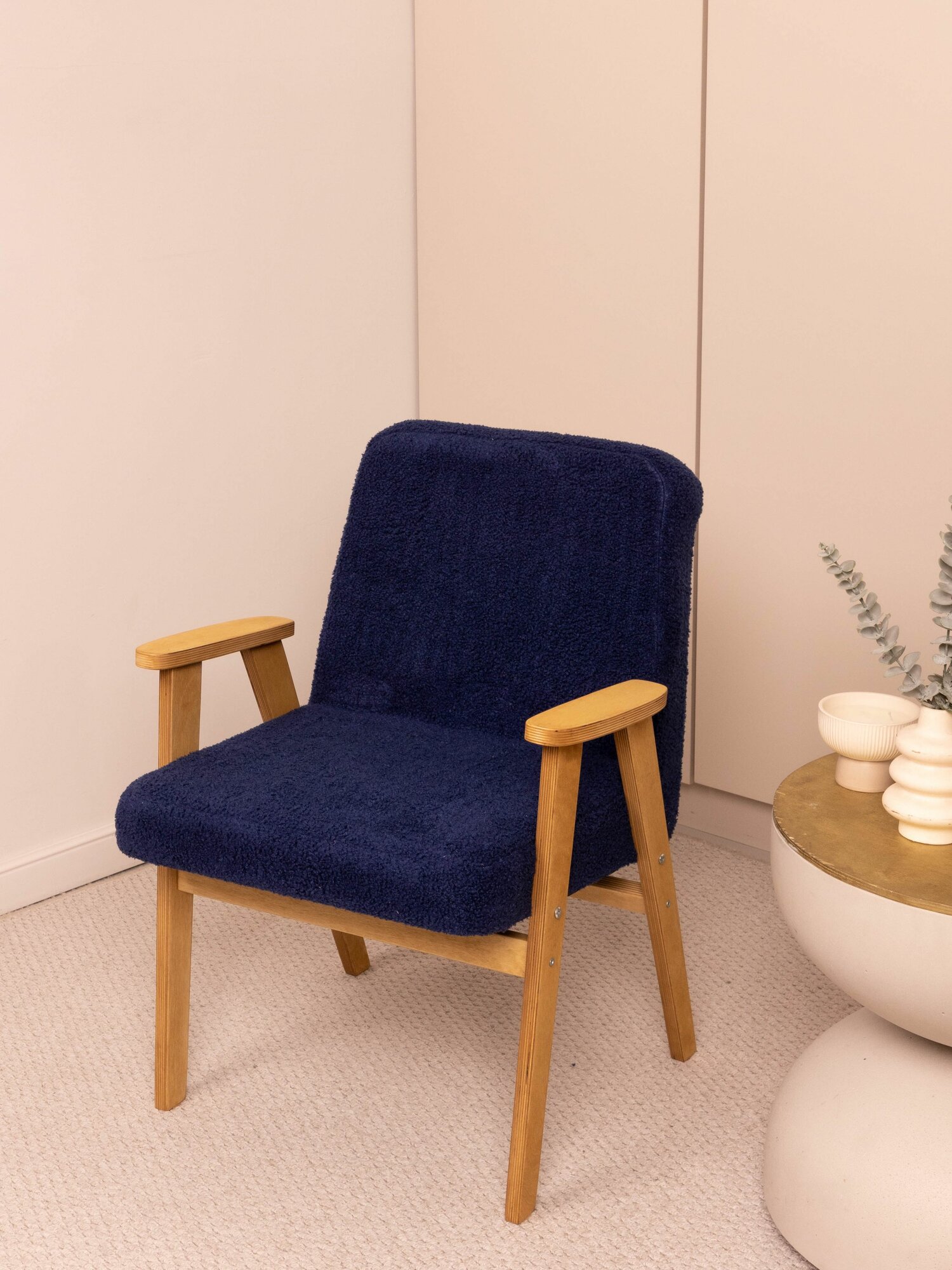 Кресло мягкое для дома и дачи Галант на высоких деревянных ножках с подлокотниками