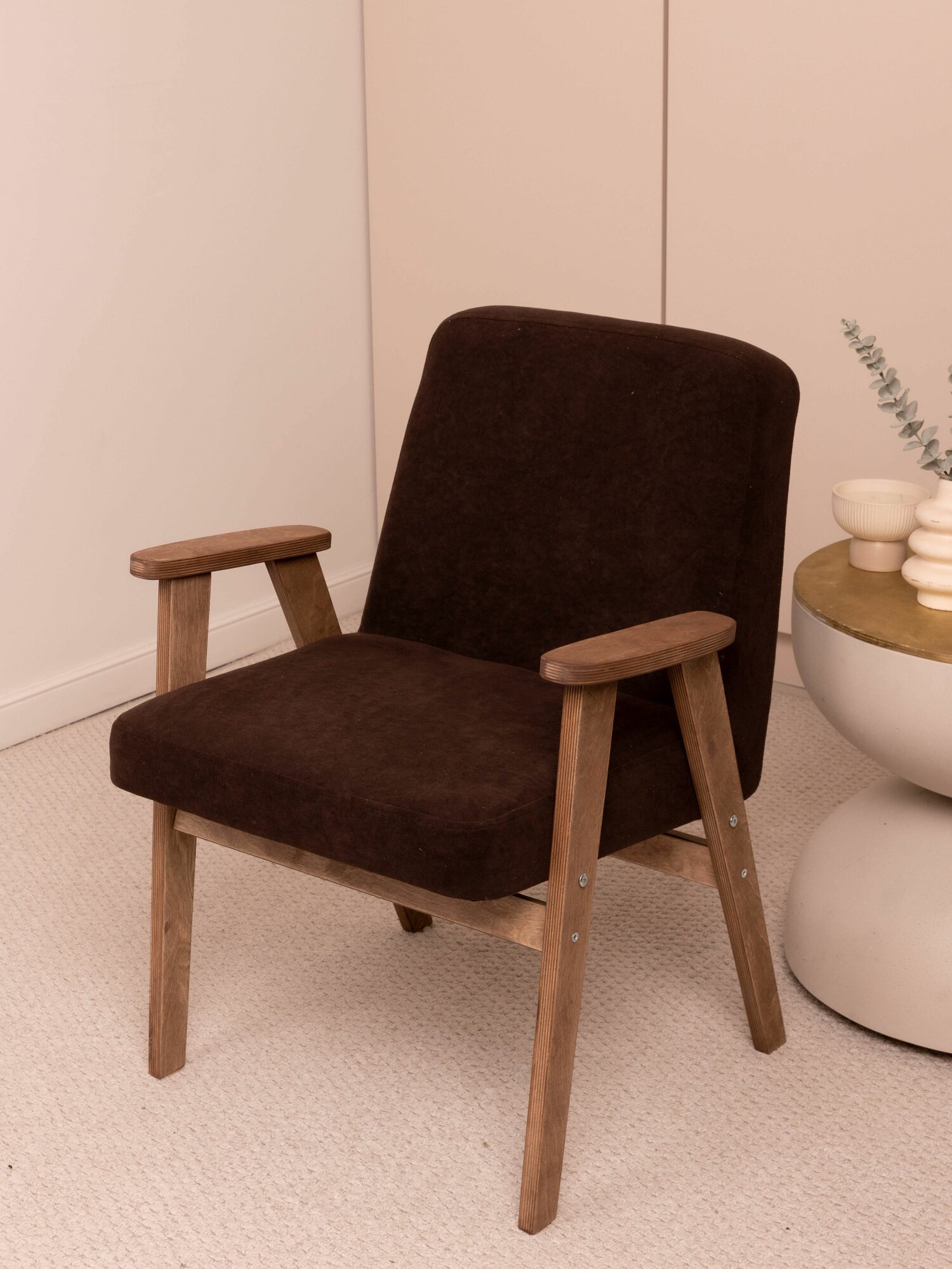 Кресло мягкое для дома и дачи Галант на высоких деревянных ножках с подлокотниками