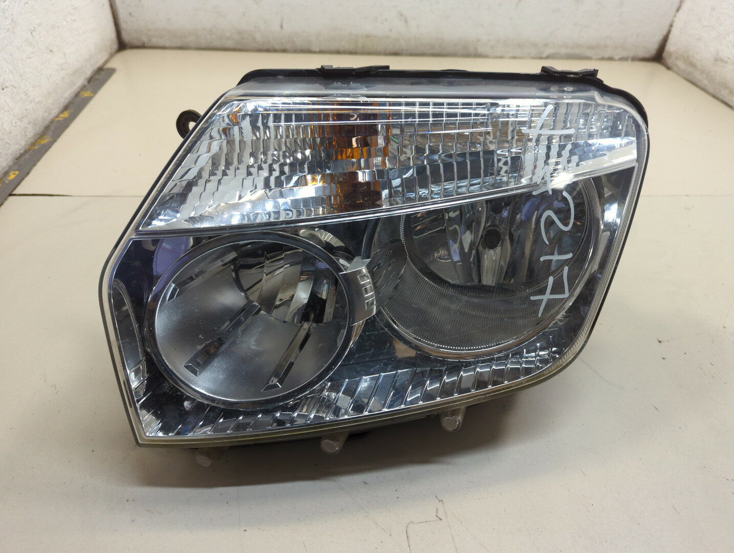 Фара (передняя) левая Dacia Duster Б/У