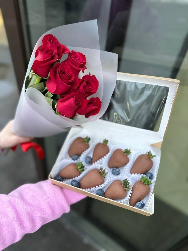 Классический букет красных роз и набор клубники в шоколаде - "Романс" от Sweet Berry
