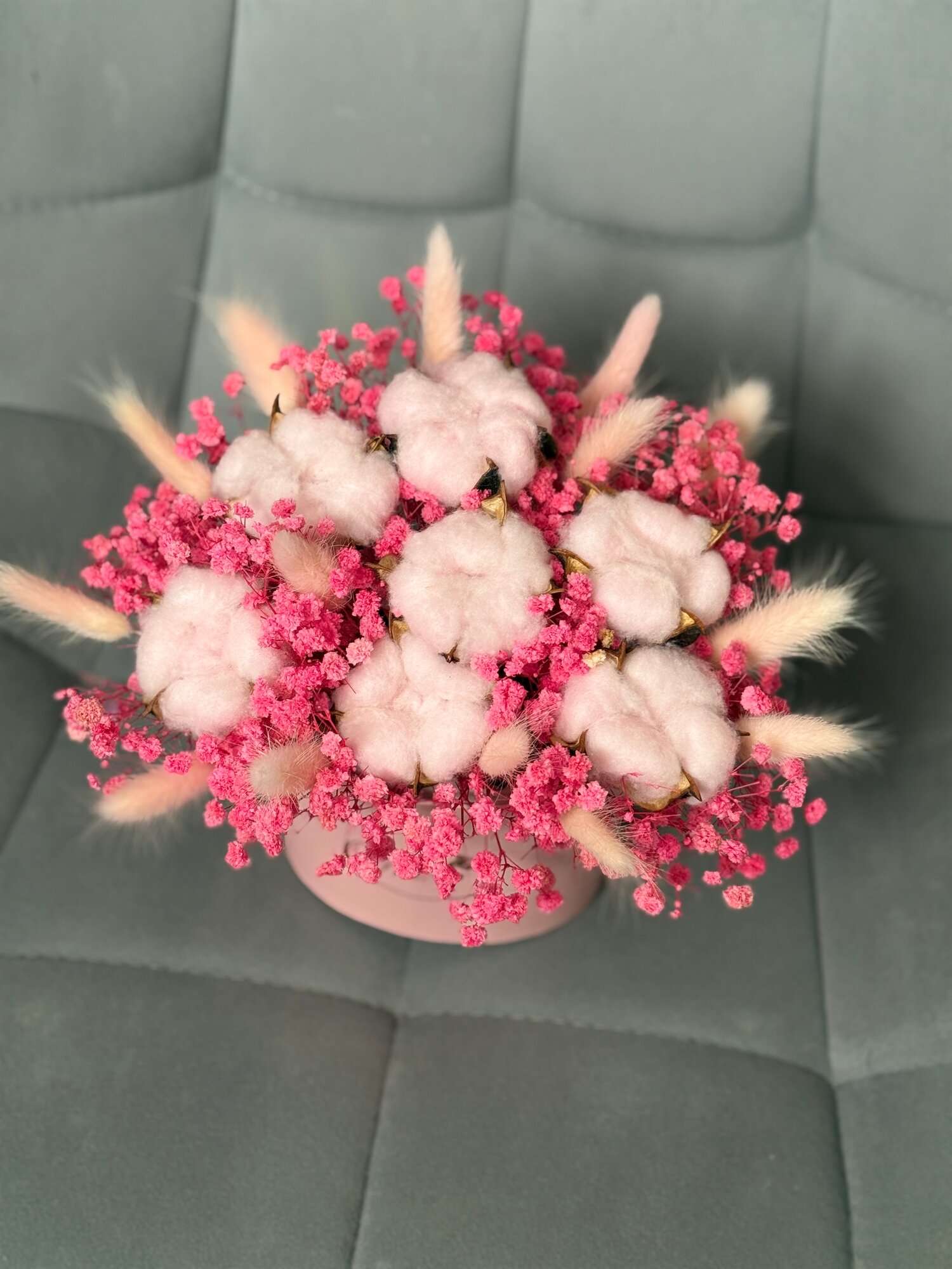 Композиция из гипсофилы и хлопка малиновая