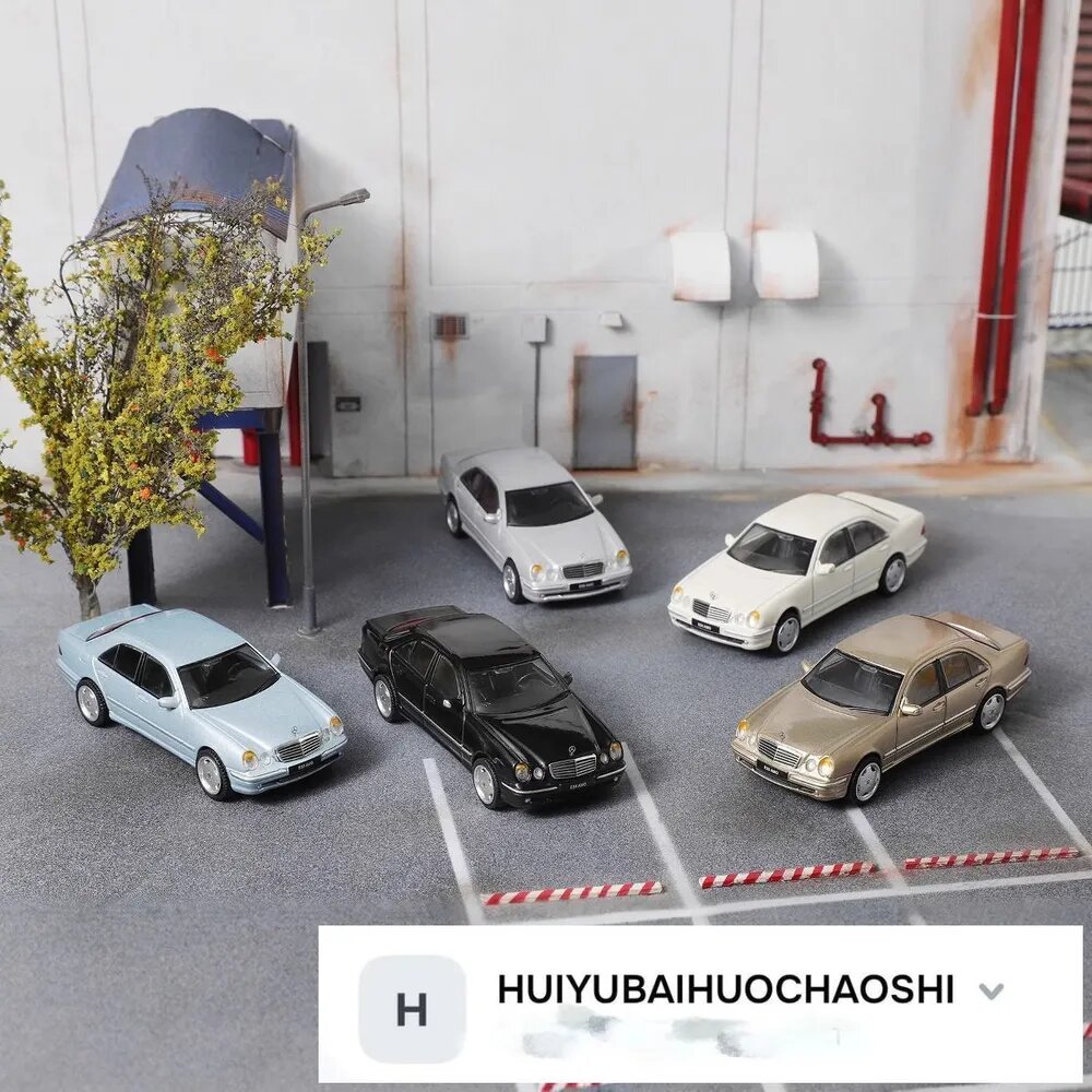 Игрушечная модель Mercedes-Benz E55 AMG (W210) 1/64, металлическая машинка, размер 7 см — фото 1