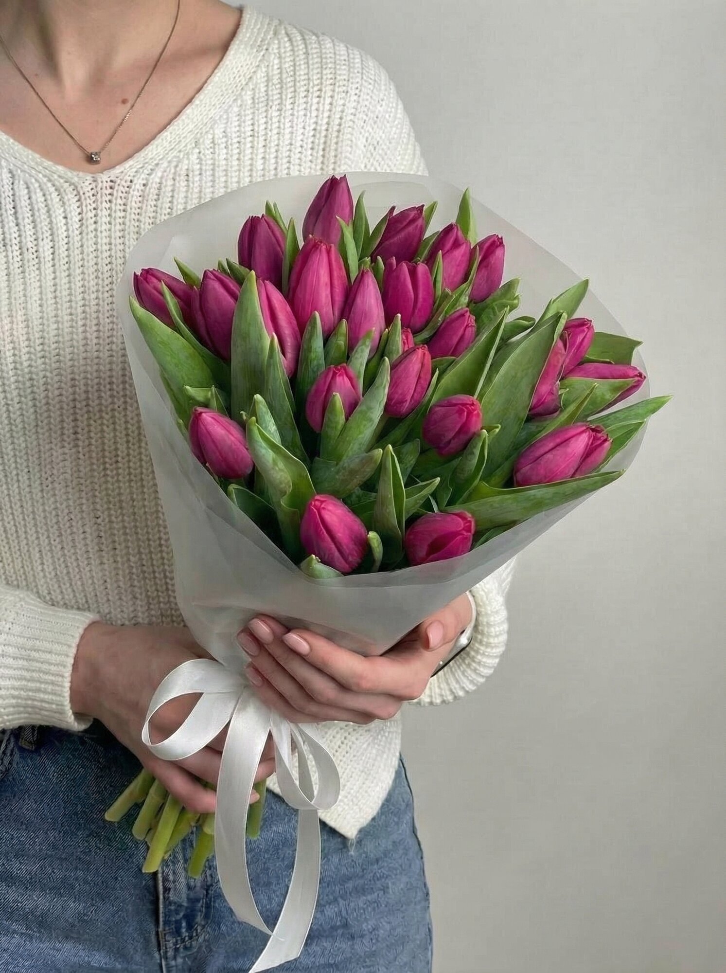 Букет живых цветов из 25 малиновых тюльпанов, 40 см, от Flor2u