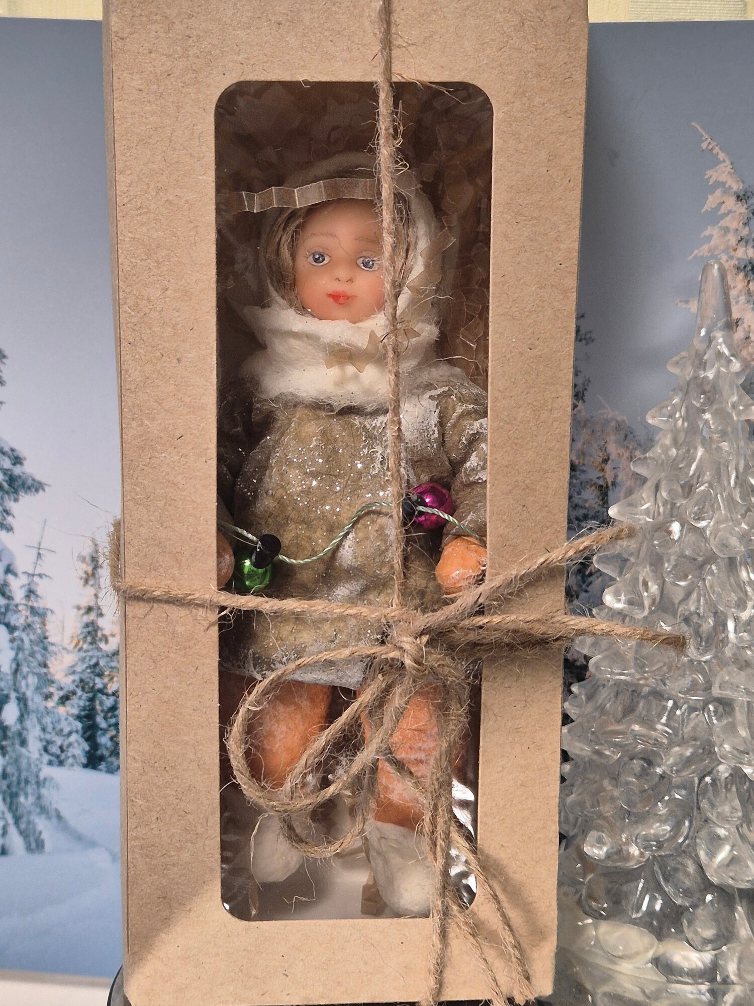 Ватная ёлочная игрушка Affavatta "Девочка с гирляндой", ручная роспись, высота 12 см