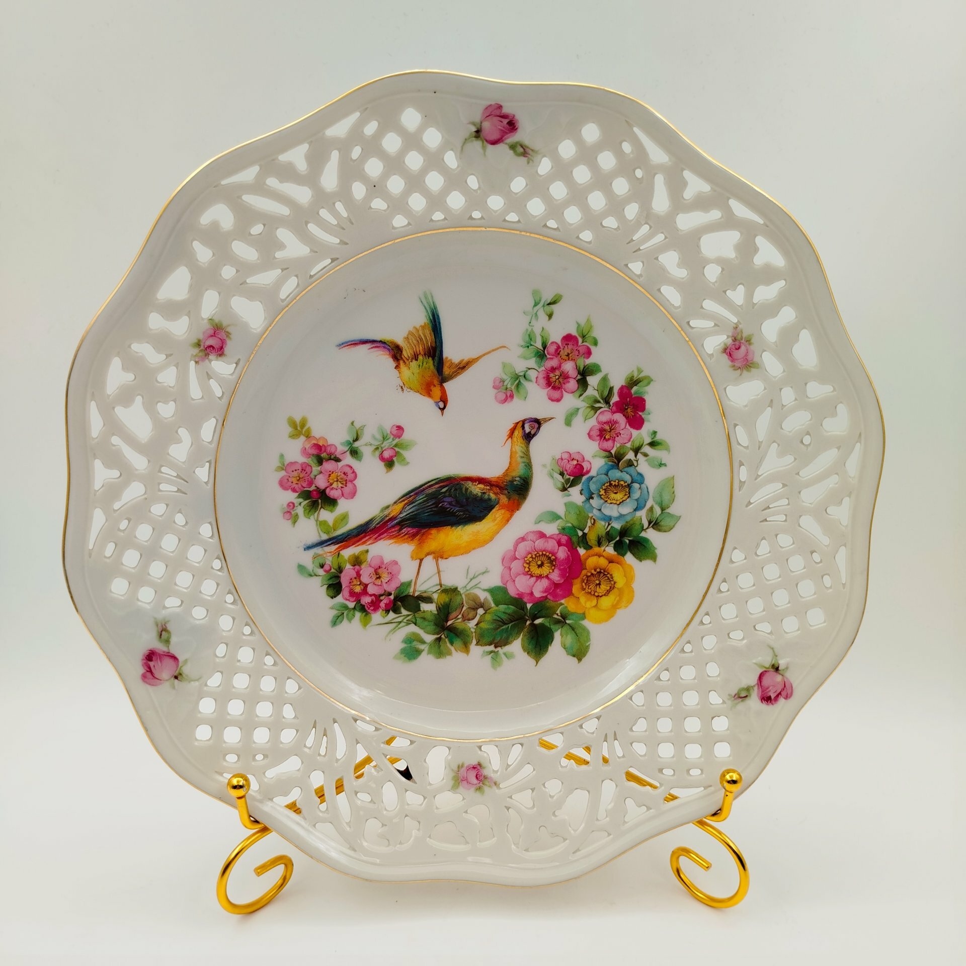 Сухарница круглой формы с прорезным бортом, с изображением птиц, фарфор, деколь