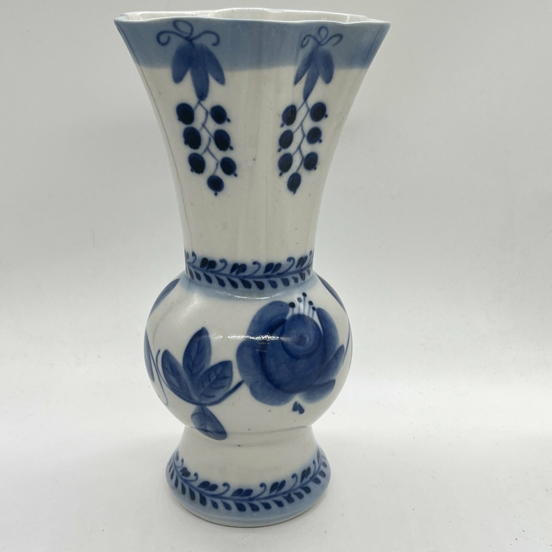 Вазочка с цветочным расписным декором, Гжель, фарфор, роспись, СССР, 1970-1990 гг.