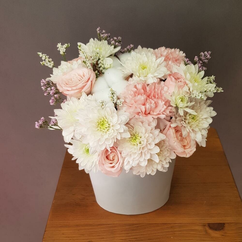 Цветы в белой коробке. Гвоздика, пионовидная роза и хризантема кустовая MINI