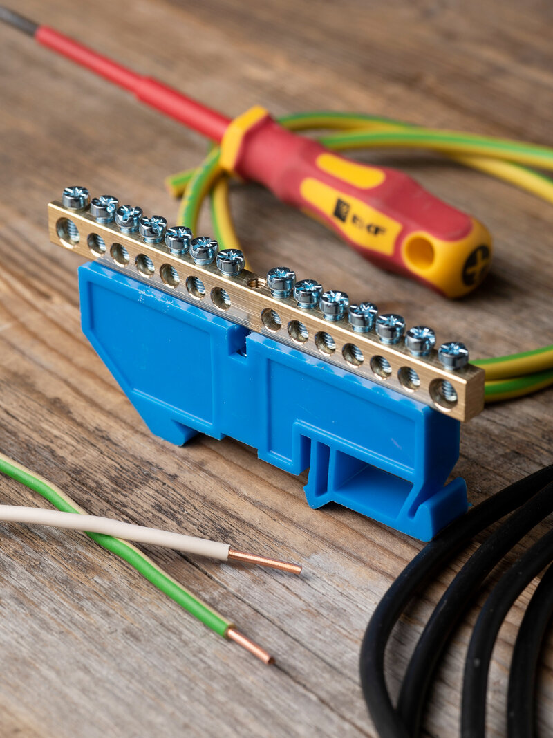 Шина нулевая EKF N (6x9мм) 100А 14 отверстий оцинкованная изолятор на DIN-рейку синий sn1-63-14-d