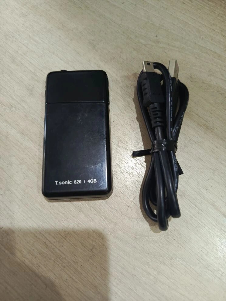 Аудиоплеер 1.5" (3.8 см) Transcend T.sonic 820 TS4GMP820 4 Гб FM-тюнер Черный
