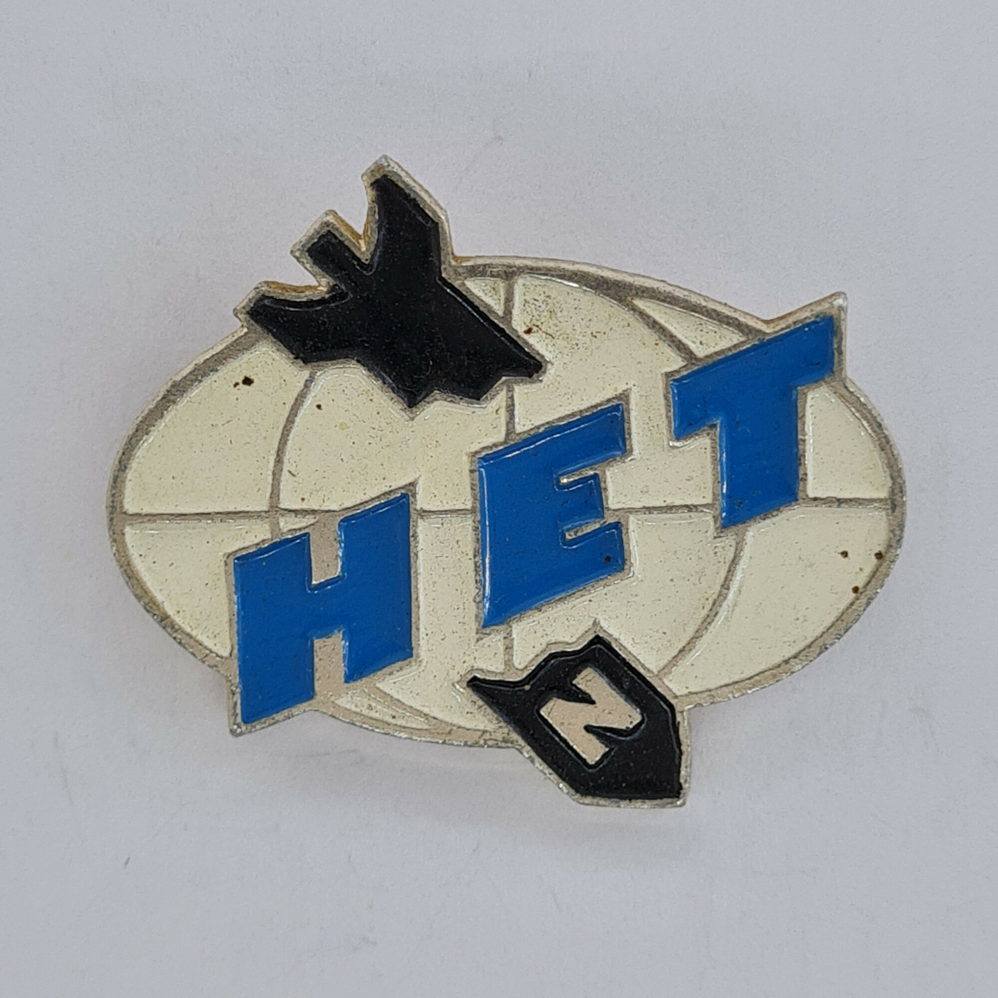 Значок СССР. Надпись нет, самолет на фоне земного шара, авиация. Винтажный значек.