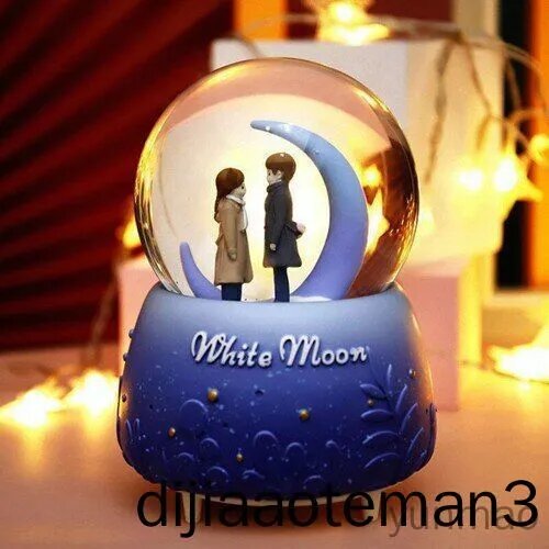 Стеклянный снежный шар "White moon" с фигурками влюбленных, диаметр 11 см, с музыкой