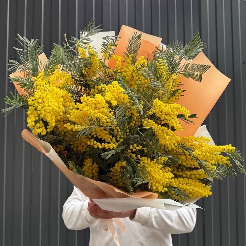 Букет итальянской мимозы «Грозди любви», дизайнерская упаковка, атласная лента