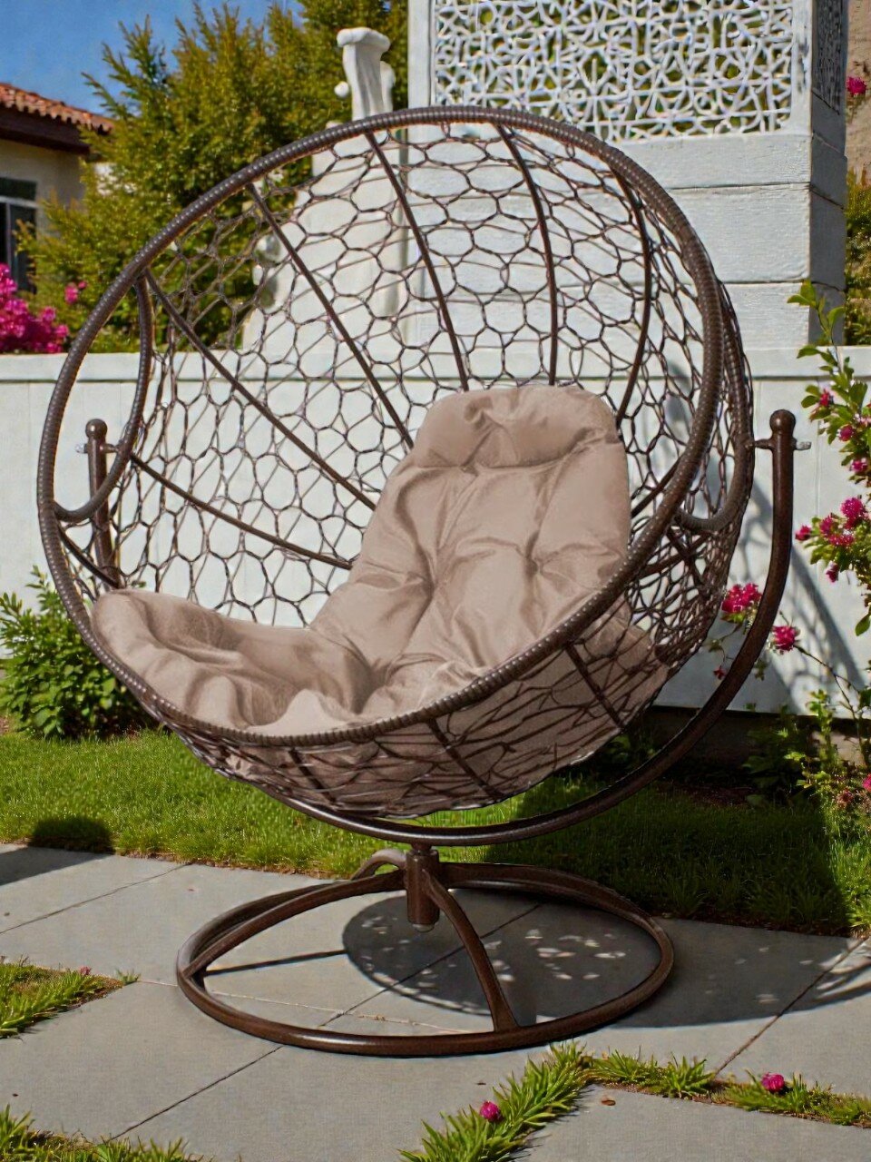 Кресло вращающееся Гагарин из ротанга, коричневое с бежевой подушкой, 106х69х139 см, нагрузка до 150 кг