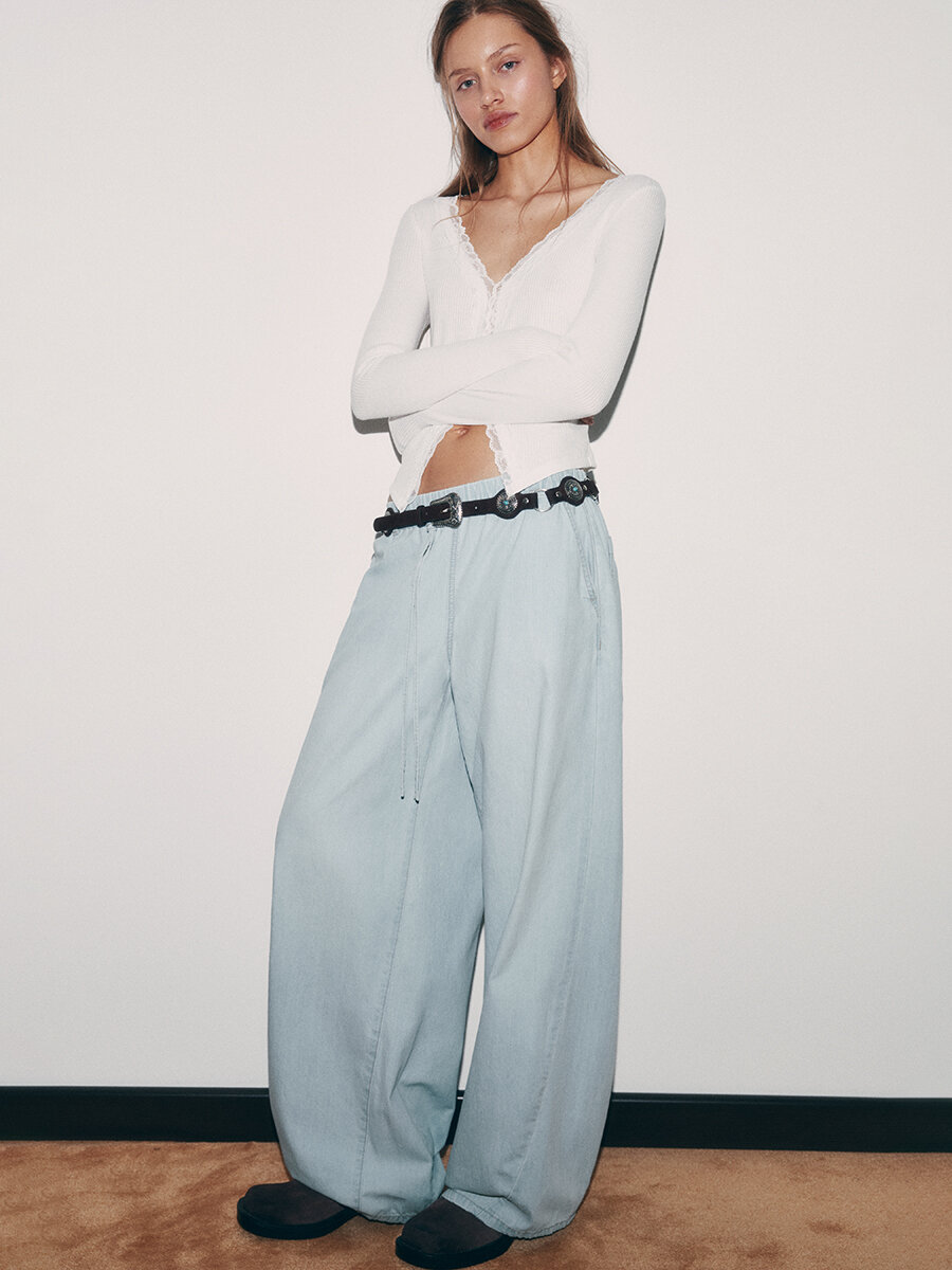 Джинсы barrel fit со средней посадкой на резинке 