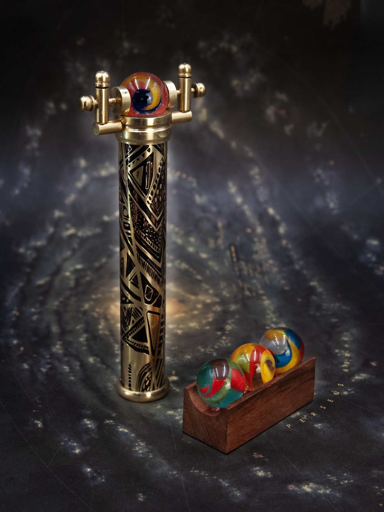 Латунный калейдоскоп с шарами из стекла