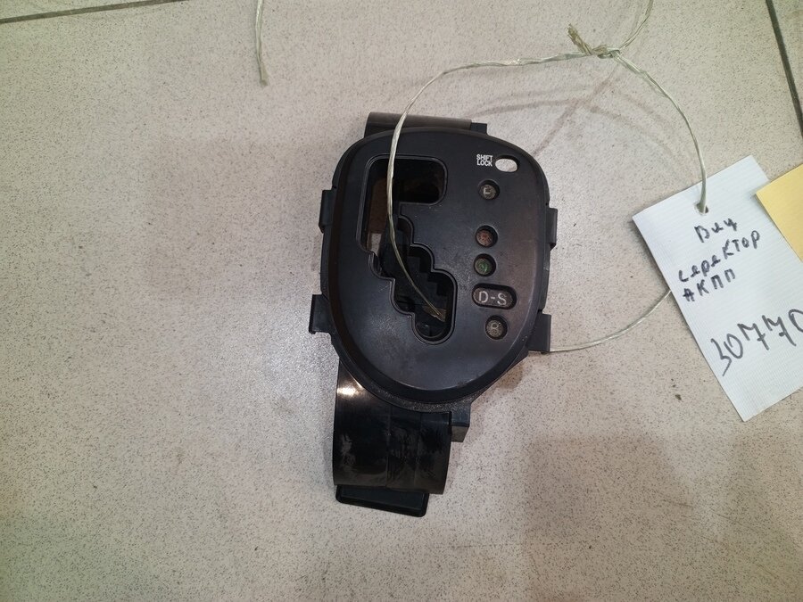 Накладка консоли КПП от Toyota Vitz 2005-2010
