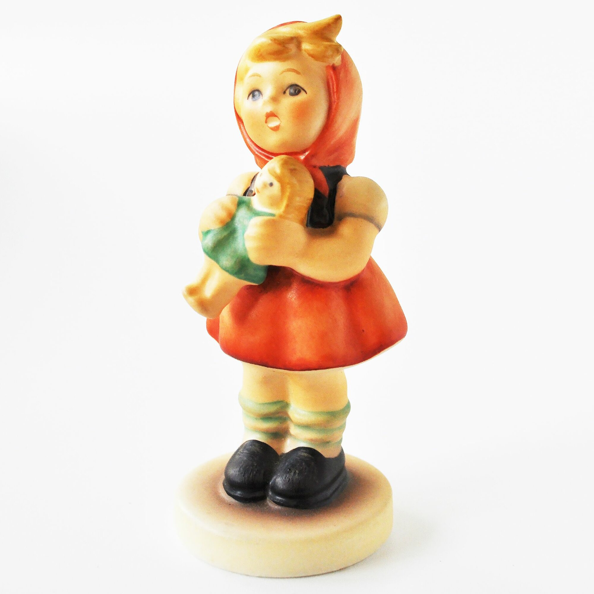 Коллекционная миниатюрная статуэтка "Девочка с куклой". Фарфор, ручная роспись. Германия, Goebel-Hummel, 1990-99 гг.