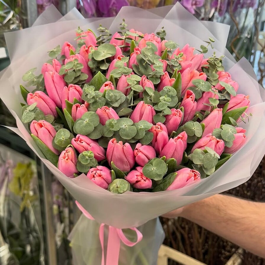 Букет из розовых тюльпанов 51 шт с эвкалиптом, красивый букет цветов, шикарный, премиум цветы, премиум букет