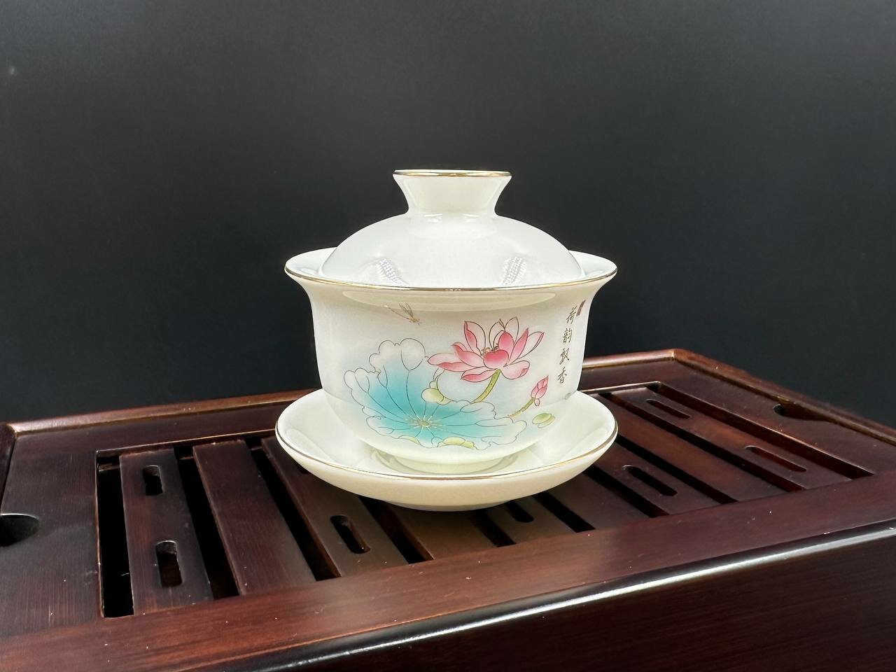 Гайвань с орнаментом «Аромат лотоса». Из фарфора «бараний жир, нефрит», вместимость 150мл.