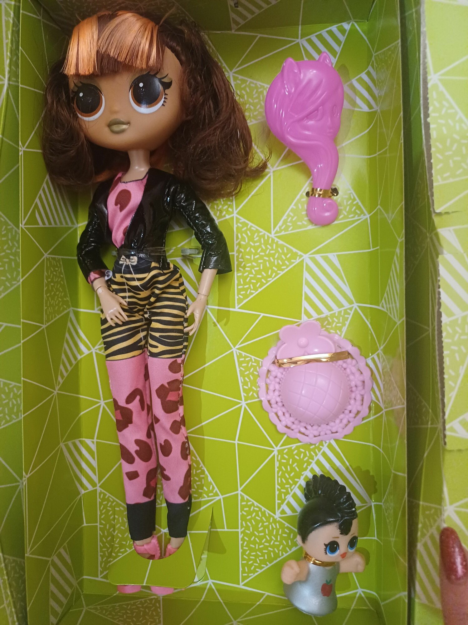 Кукла шарнирная с карими глазами и цветной челкой