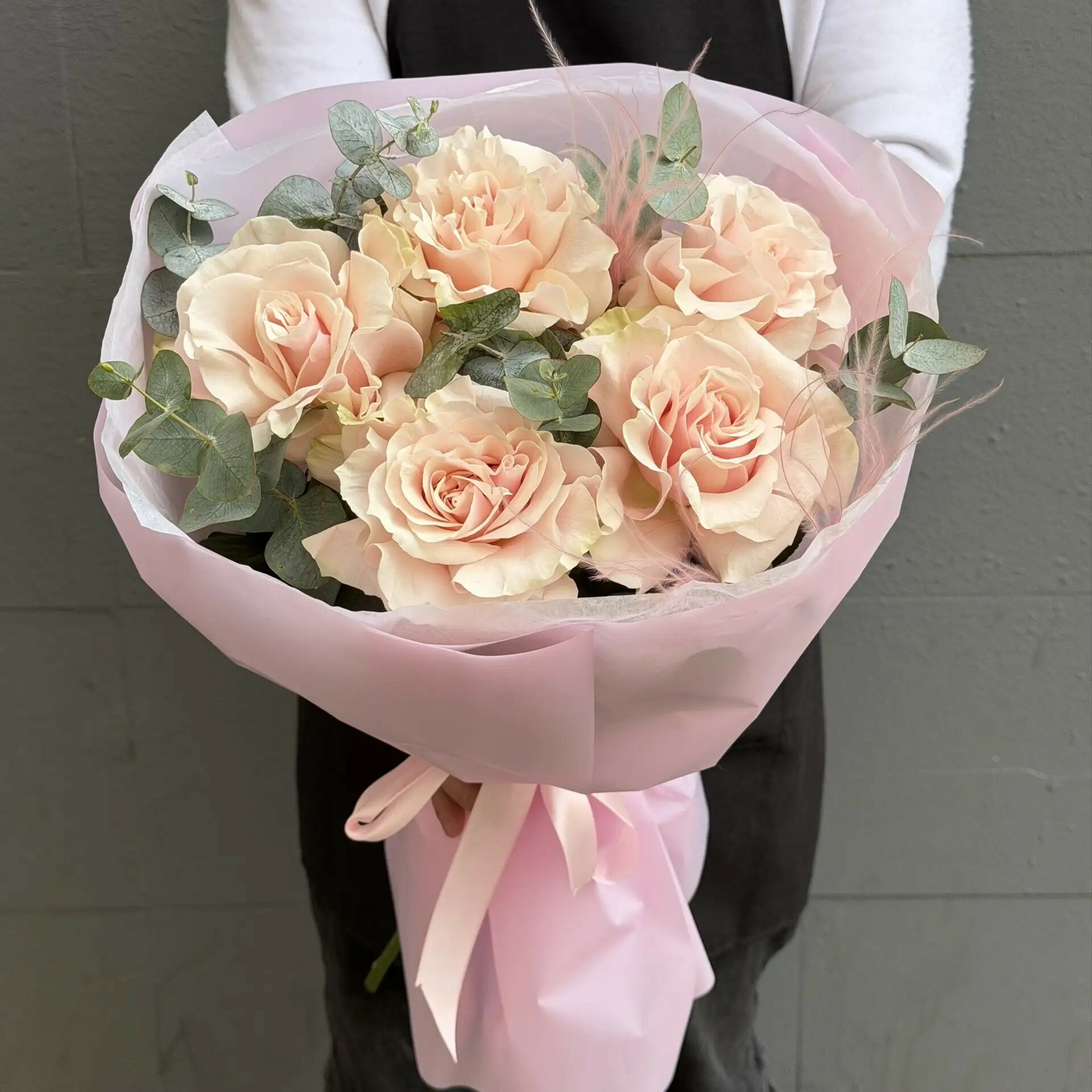 Букет Rybe-Flowers "Pink Mondial", монобукет из 5 роз, высота 55 см, пленка