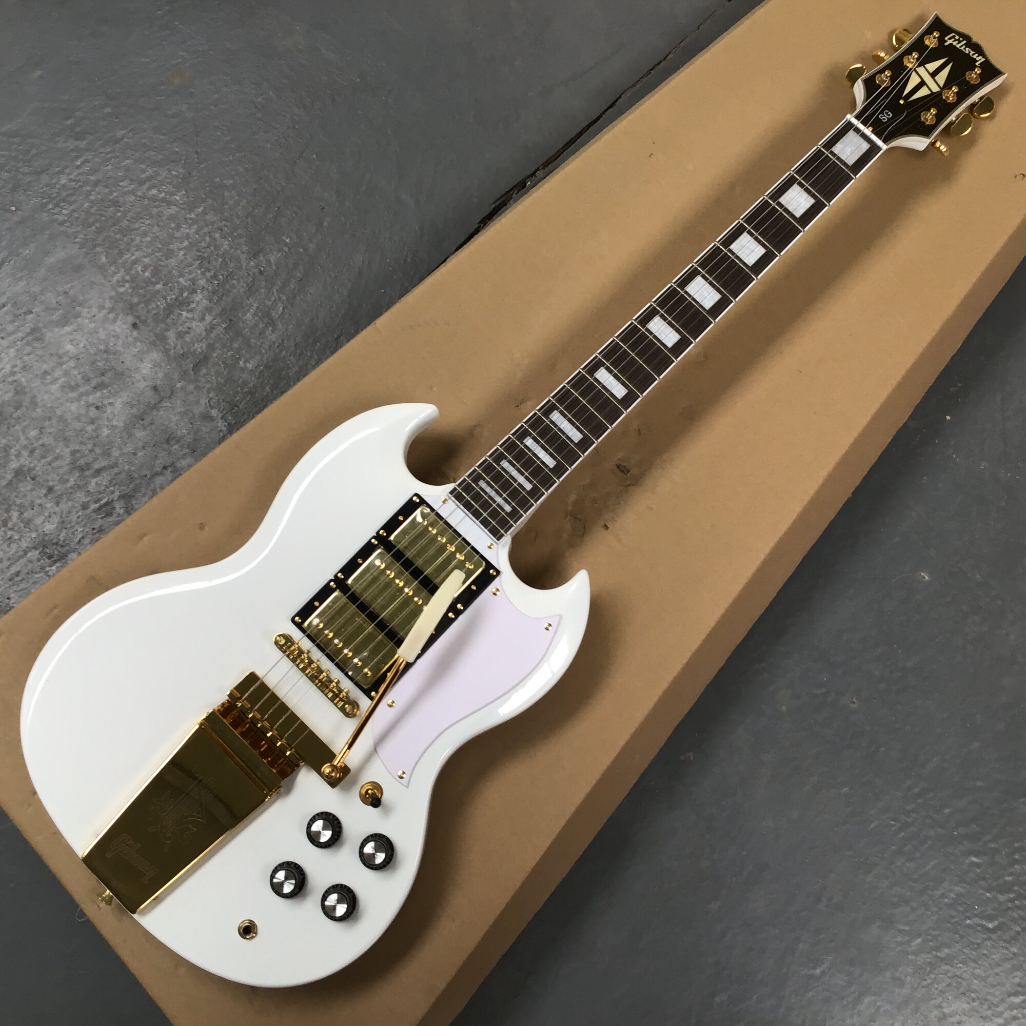 Электрогитара Gibson SG Custom, 3 хамбакер, винтажное звучание, цвет белый